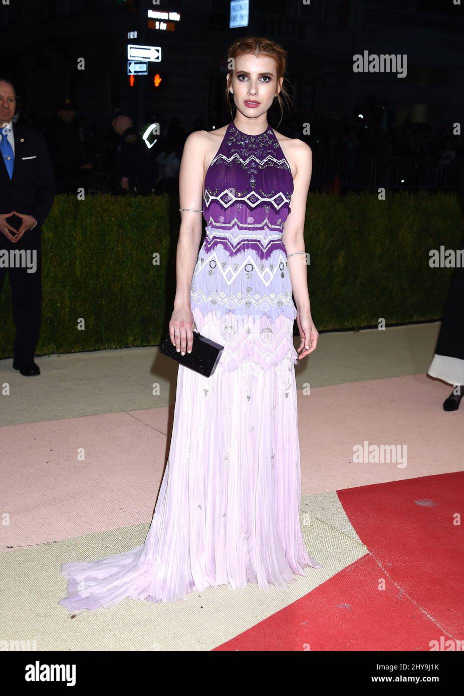 Emma Roberts, die am Costume Institute Benefit beim MET teilnimmt ...