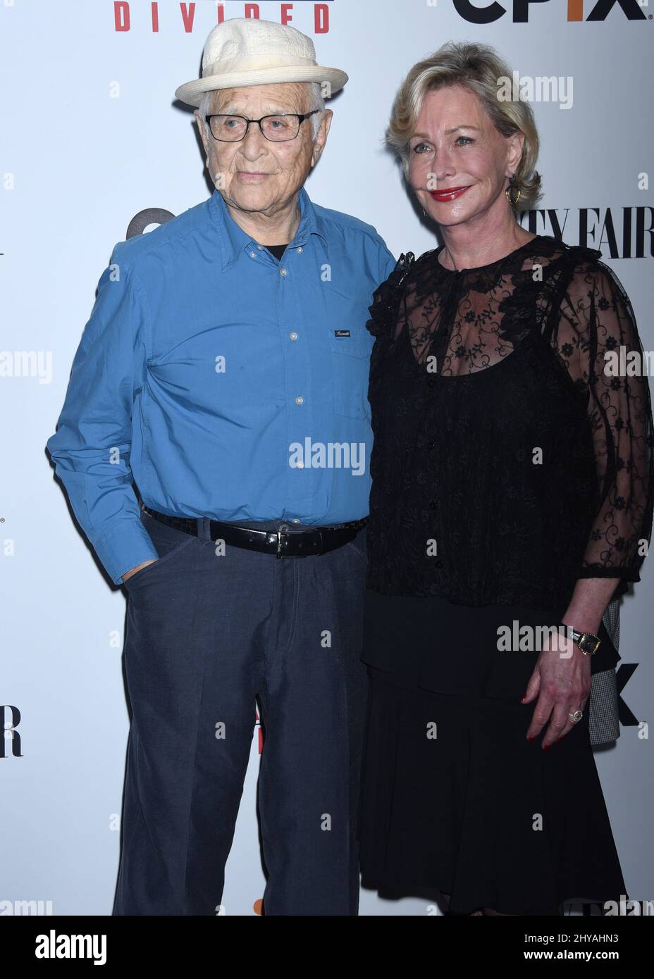 Norman Lear und Lyn Lear nehmen an der Premiere von „America Divided ...