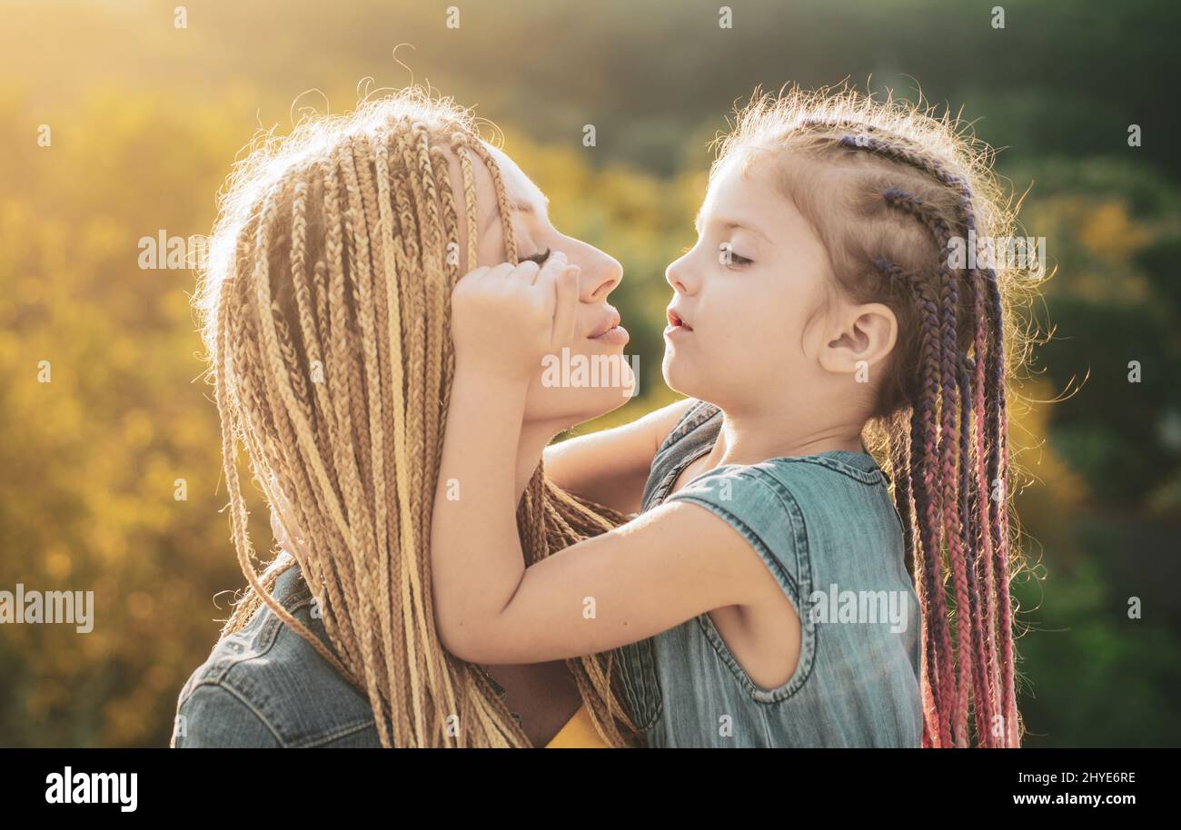 Glückliche Familie und schöne Mutter und Tochter verbringen Zeit ...