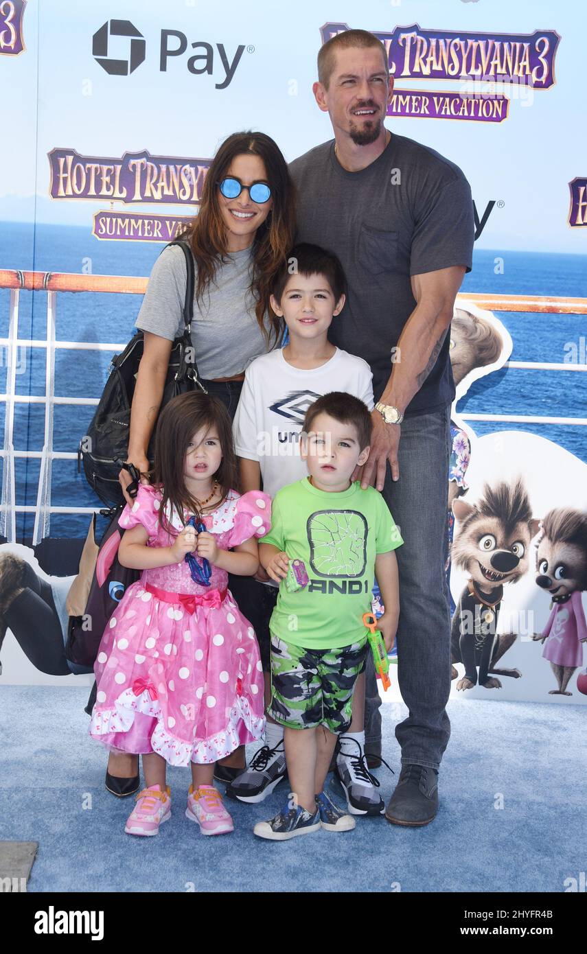 Sarah Shahi, Steve Howey, Violet Howey, William Howey und Knox Howey ...