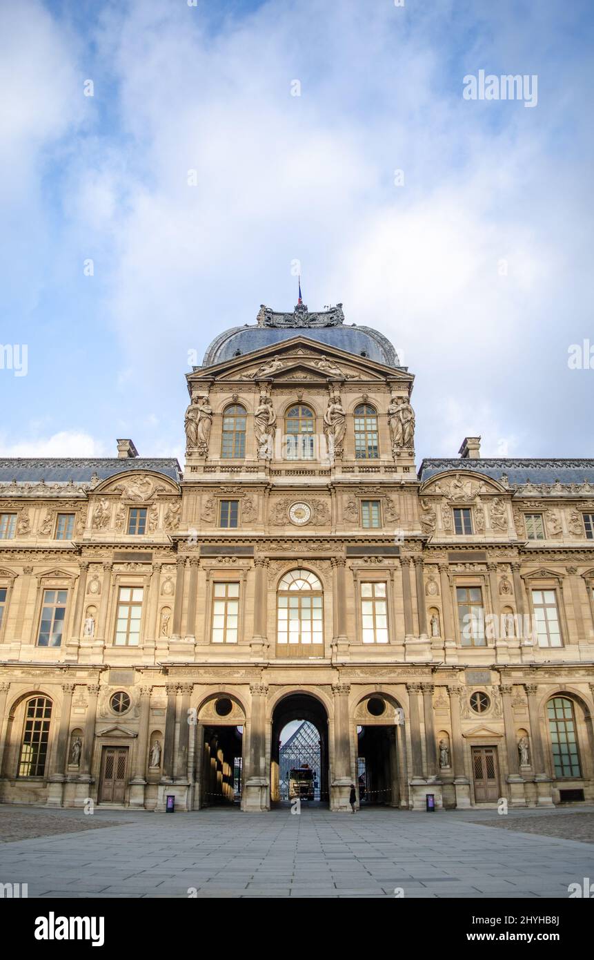 Vertikale Aufnahme des Louvre-Museums von außen in Paris, Frankreich ...