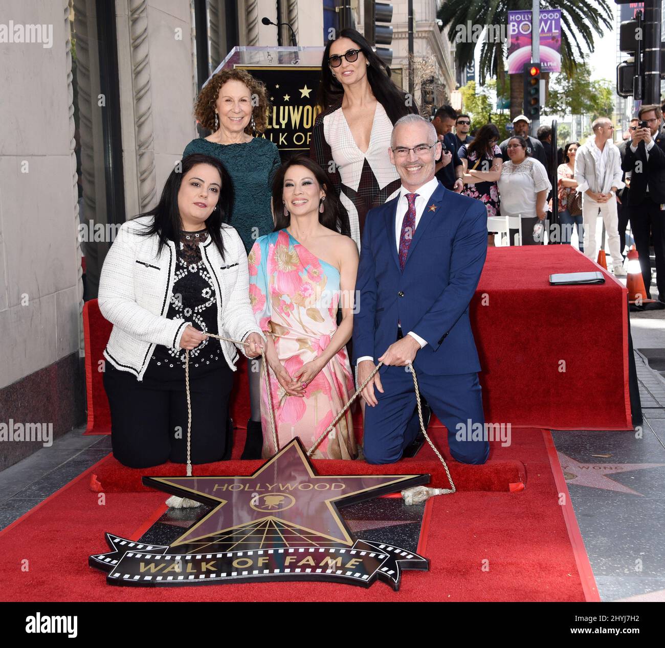 Lucy Liu wird von Mitch O'Farrell, Rana Ghadban Rhea Perlman und Demi ...