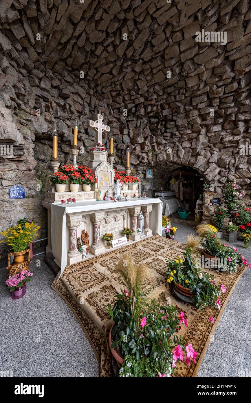Altar mit Christuskreuz in Mariens Grotte, Nachbildung der Grotte von ...