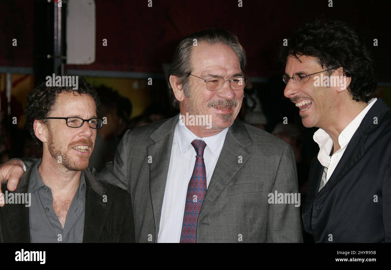 Ethan Cohen, Tommy Lee Jones und Joel Cohn kommen zur Premiere von No ...