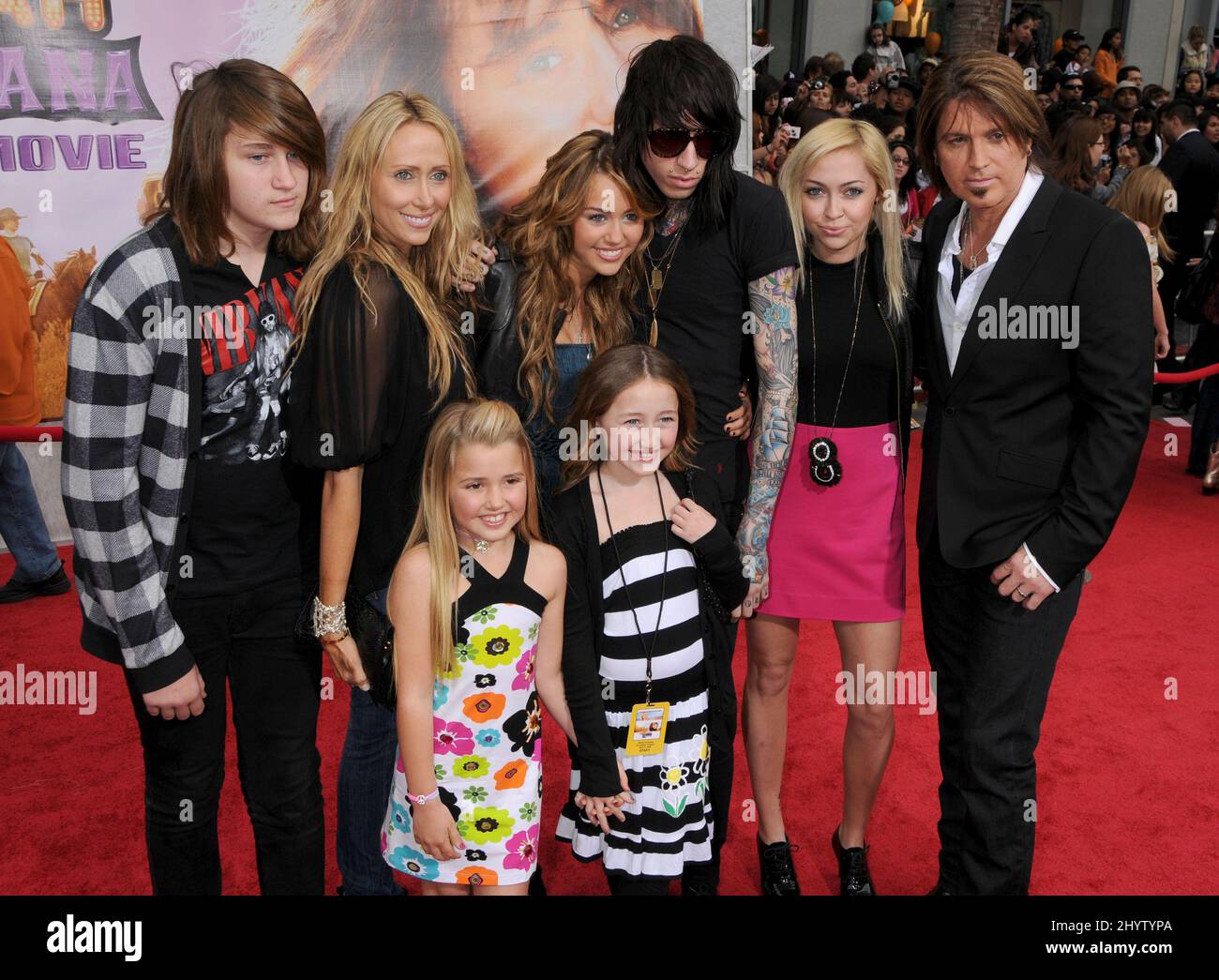 Miley Cyrus, Billy Ray Cyrus und Familie bei Hannah Montana: The Movie, Weltpremiere im El ...