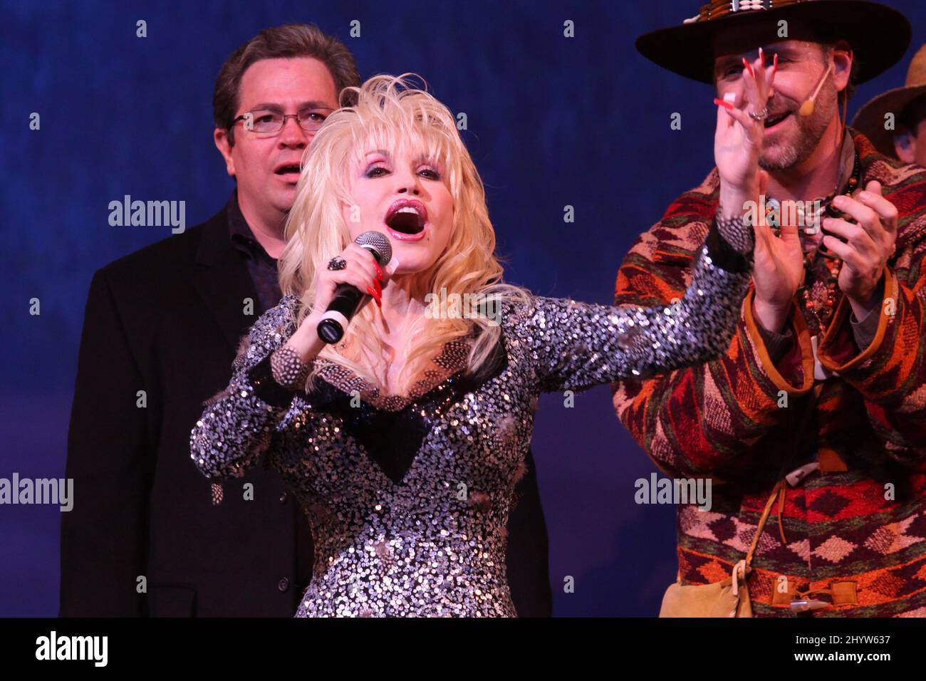 Dolly Parton präsentiert „Sha-Kon-O-Hey“! Im Dollywood Celebrity ...