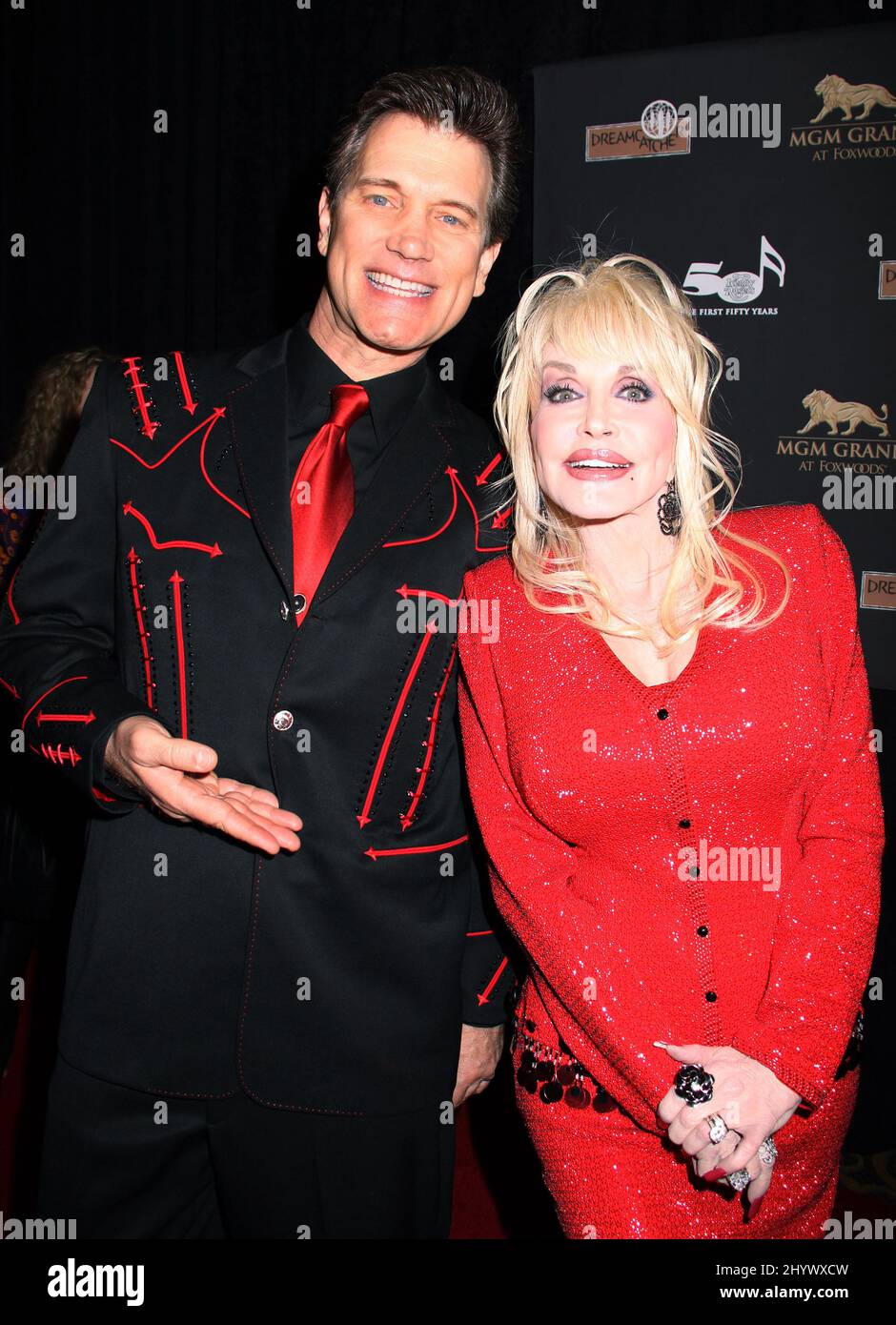 Chris Isaak und Dolly Parton bei der Kenny Rogers: The First 50 Years ...