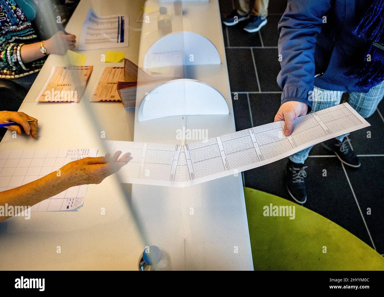 15-03-2022, Dordrecht - Mensen brengen hun stem uit in het stadskantoor ...