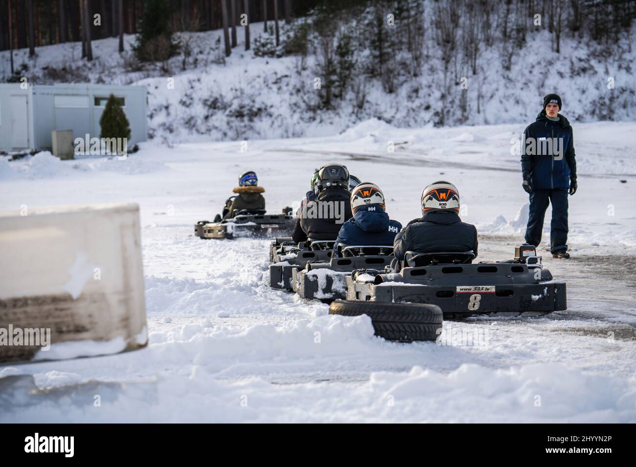 Karts in einer reihe -Fotos und -Bildmaterial in hoher Auflösung – Alamy