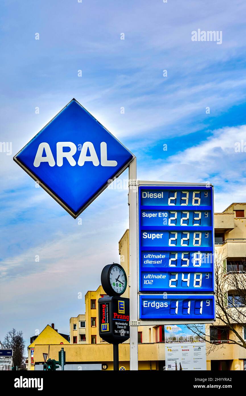 Berlin, Deutschland - 14. März 2022: Blick auf die Preistafel einer ...