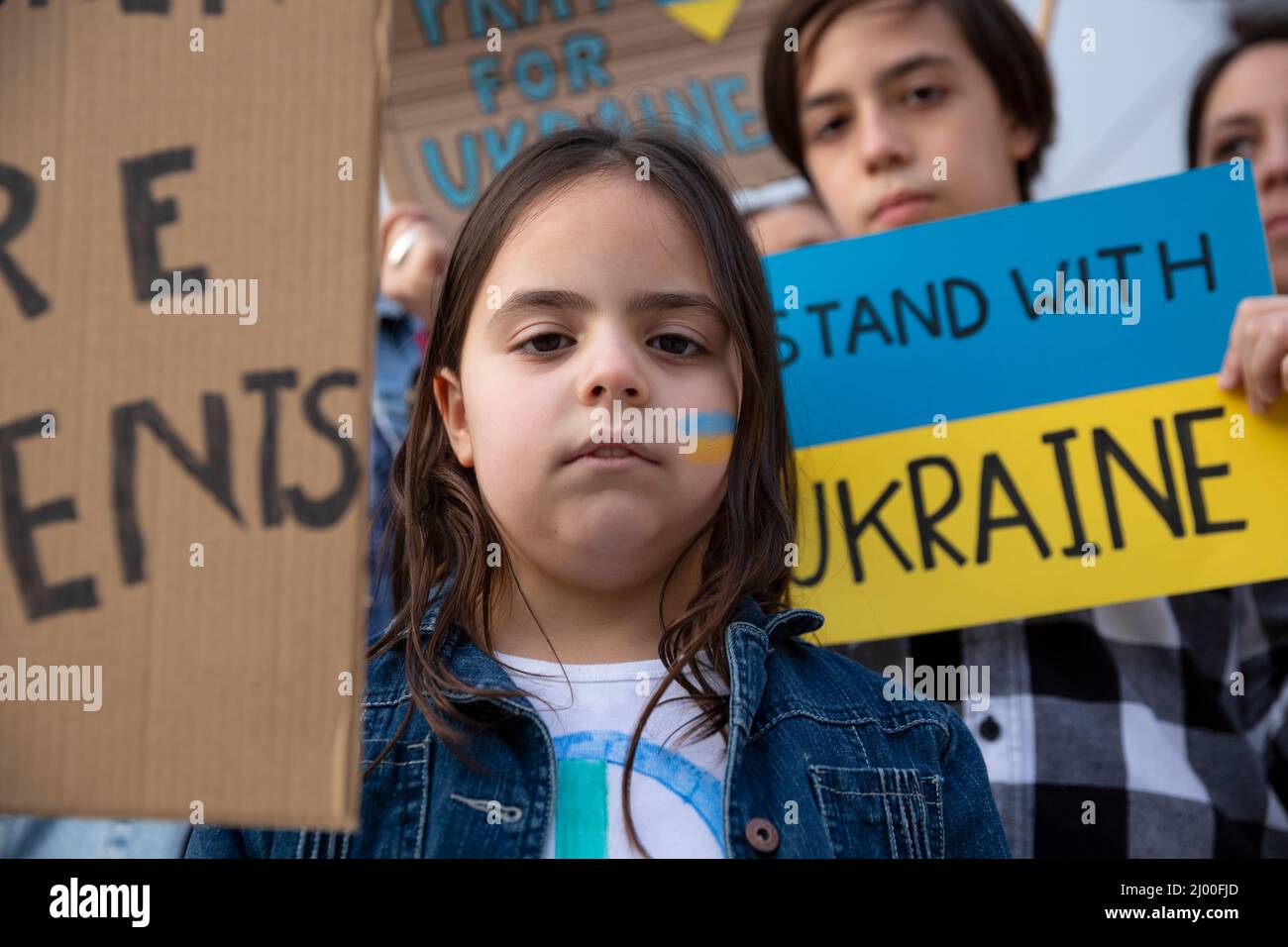 Kinder gegen krieg -Fotos und -Bildmaterial in hoher Auflösung – Alamy
