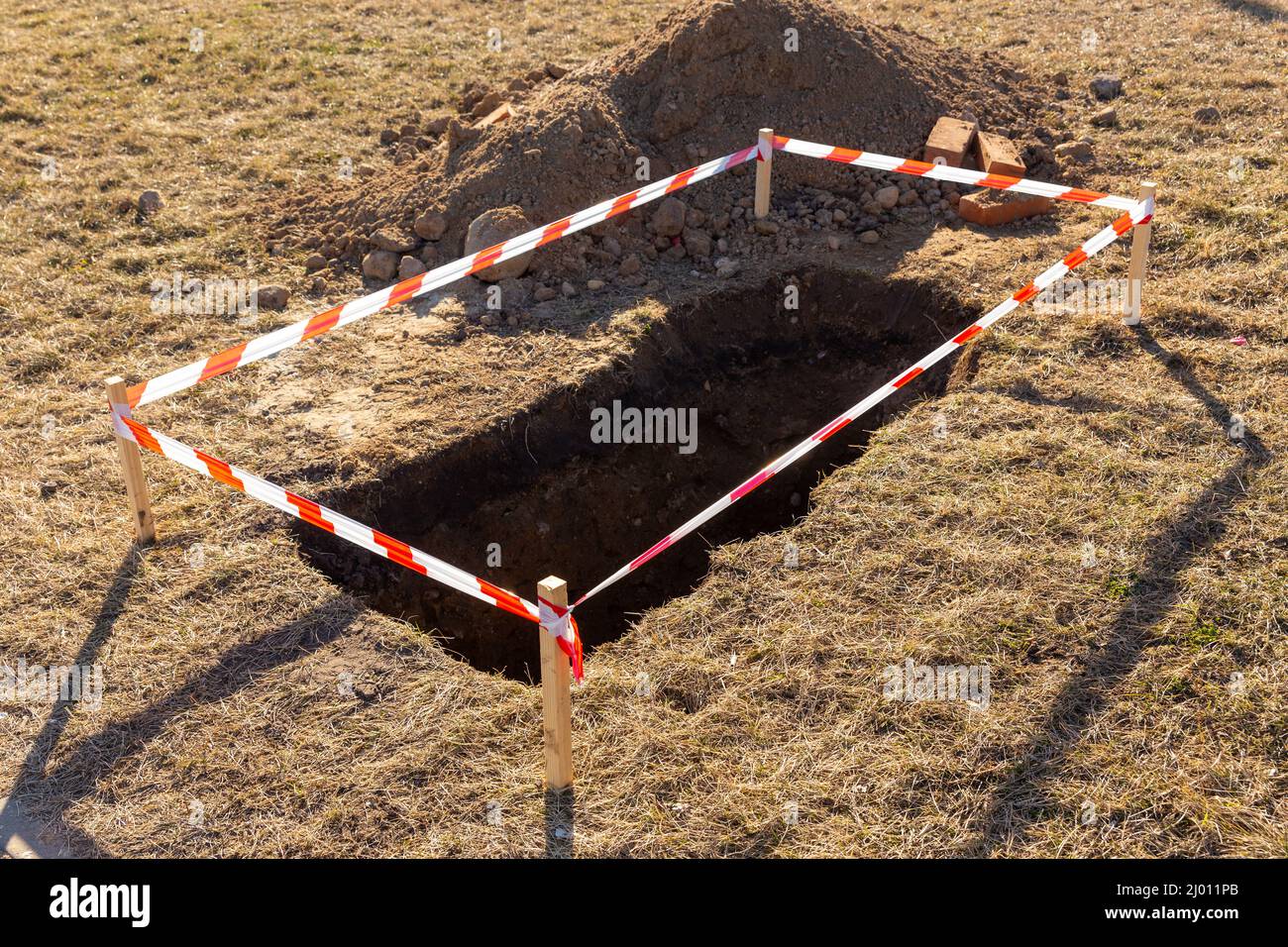 Archäologische Ausgrabungen in der Mitte des Feldes. Ein kleines Loch ...