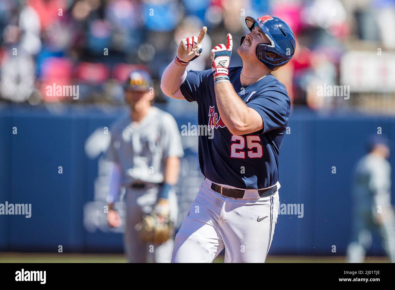 13. März 2022: Ole Miss Infielder Tim Elko (25) feiert nach einem ...