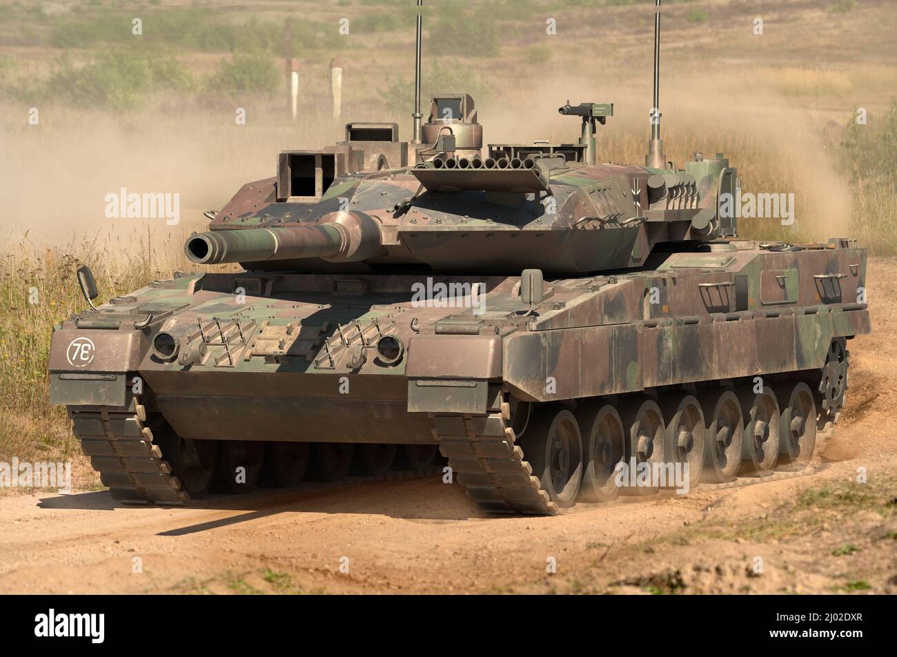 Deutscher Panzer Leopard 2A7 auf dem militärischen Trainingsgelände ...