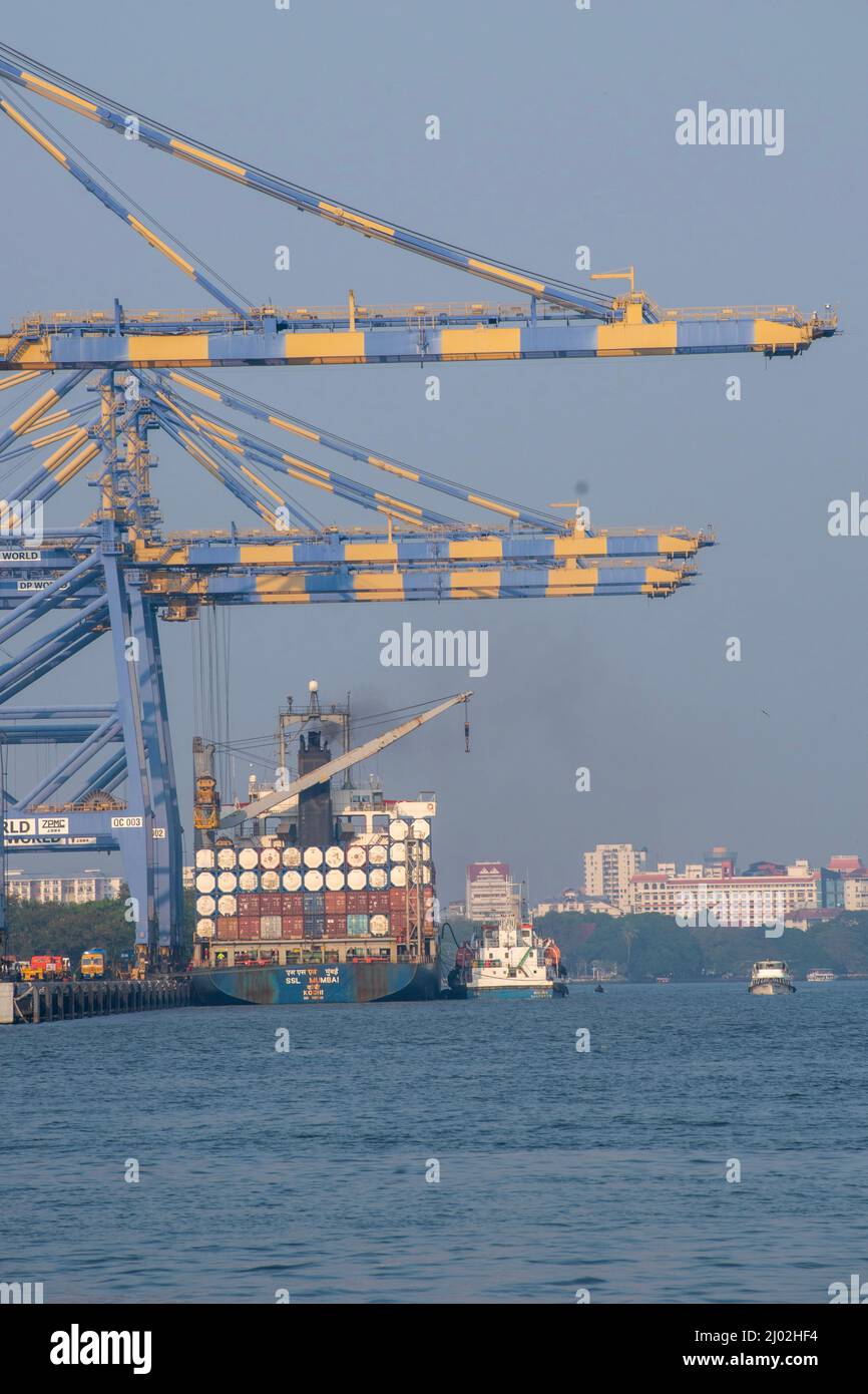 Ein Bild vom Container-Schiffsterminal, das Konatainer in das Schiff in ...