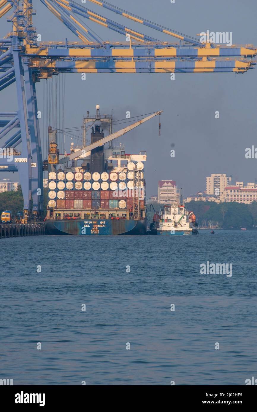 Ein Bild vom Container-Schiffsterminal, das Konatainer in das Schiff in ...