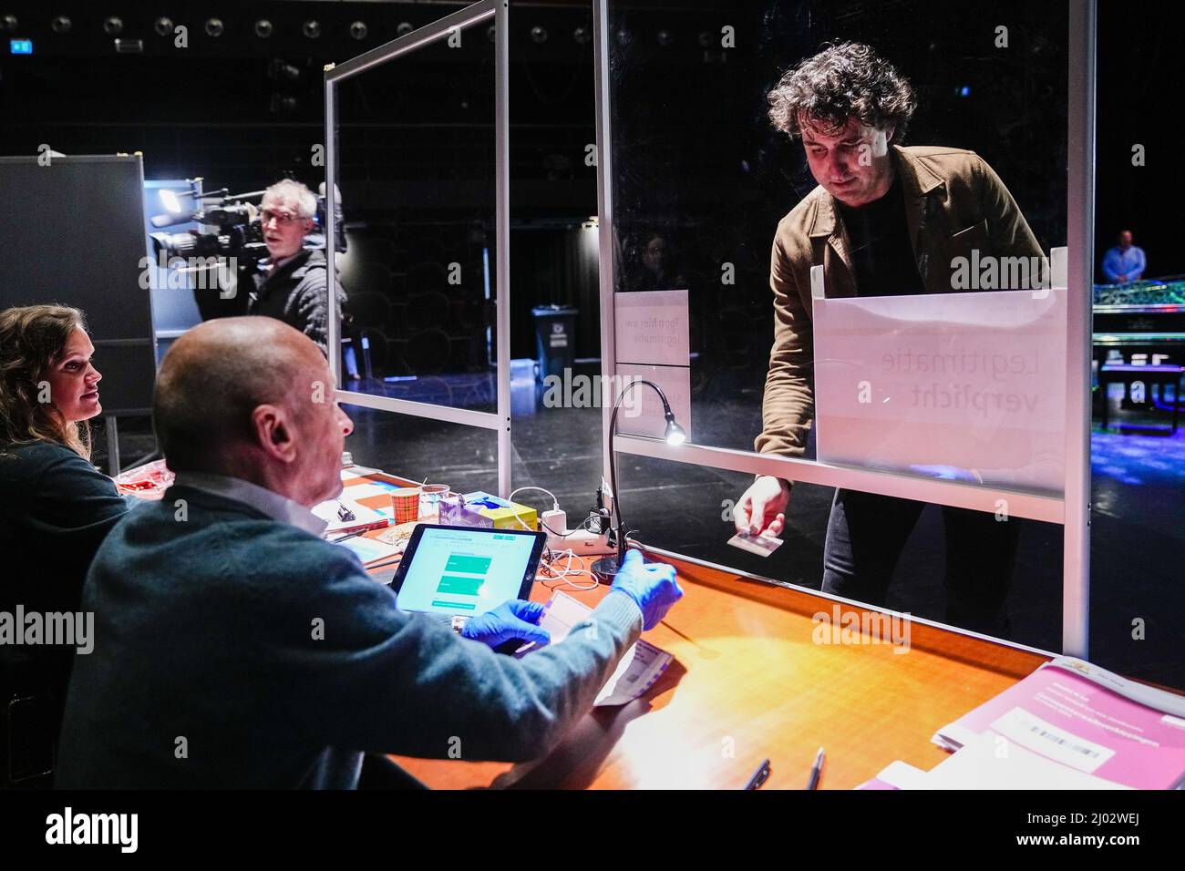 DEN HAAG - GroenLinks-leider Jesse Klaver bringt in Theater de Regentes ...