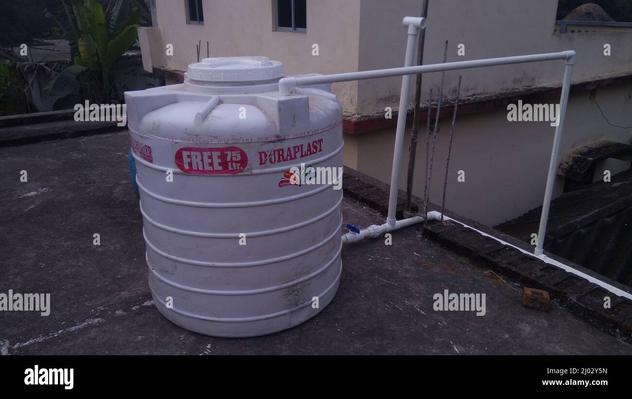 Wassertank auf dem dach der stadt -Fotos und -Bildmaterial in hoher ...
