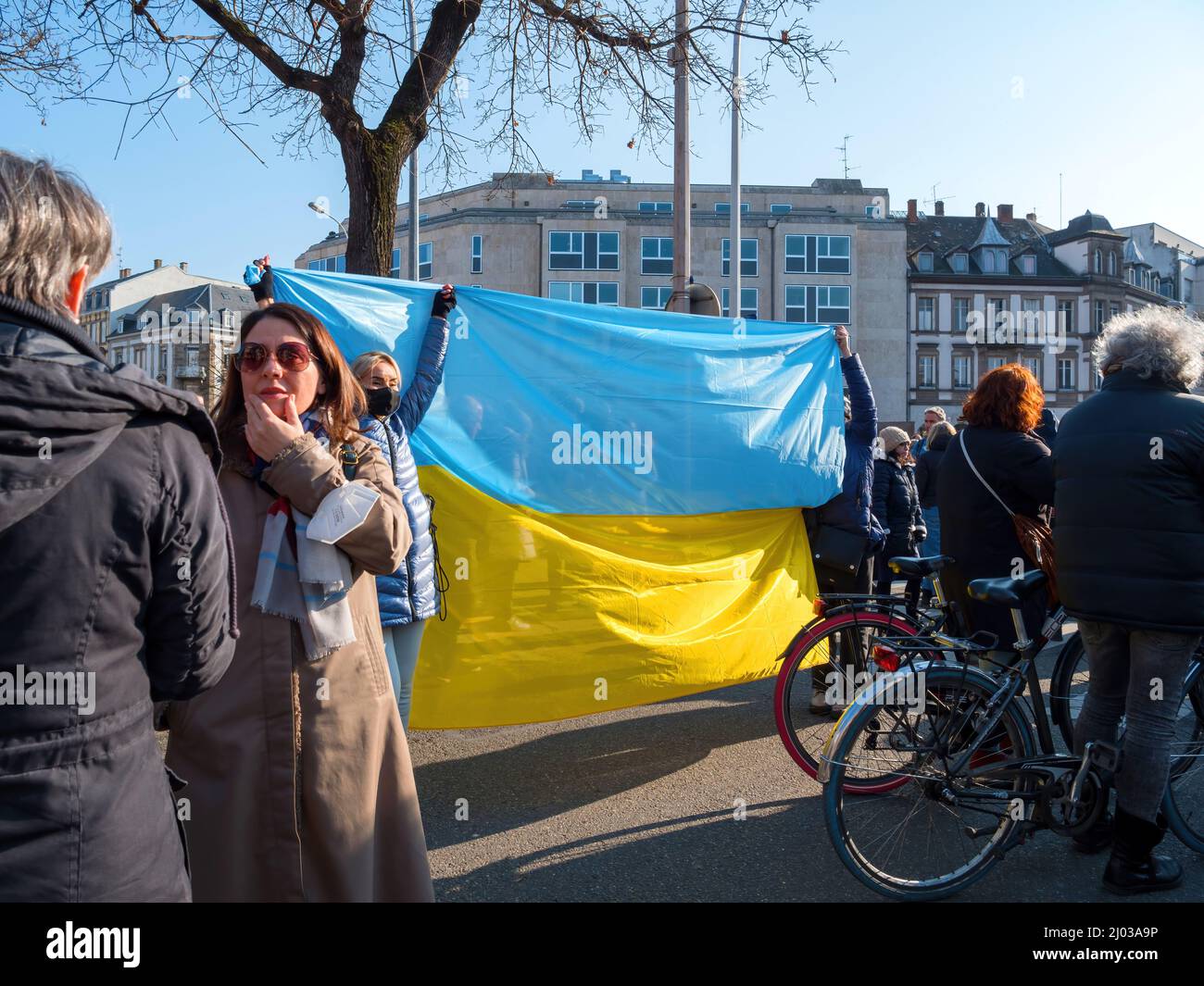 Straßburg, Frankreich - 6. März 2022: Große blaugelbe Flagge der ...