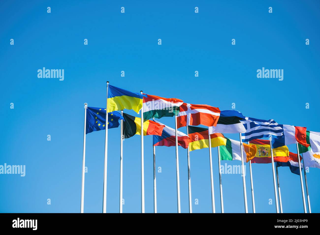 Die Flagge Europas neben der ukrainischen Flagge fliegt neben ganz ...