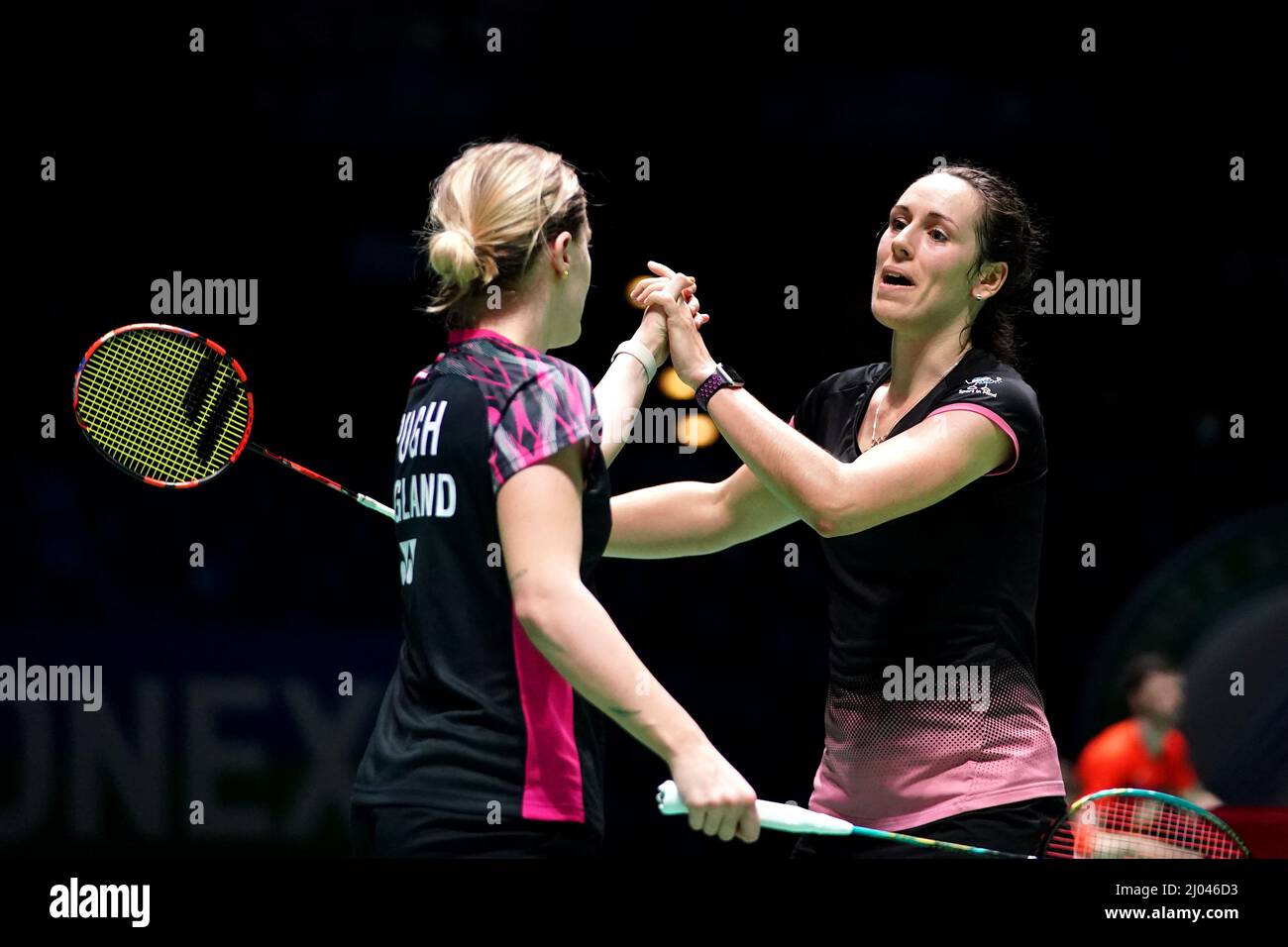 Die Engländerin Jessica Pugh und Chloe Birch (rechts) im Einsatz gegen ...