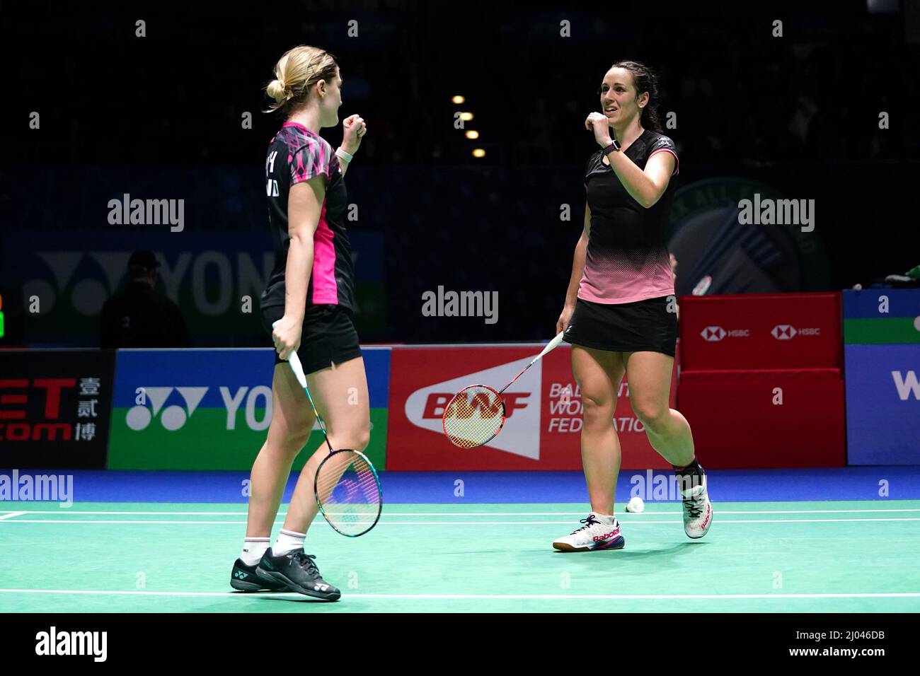 Die Engländerin Jessica Pugh und Chloe Birch (rechts) im Einsatz gegen ...