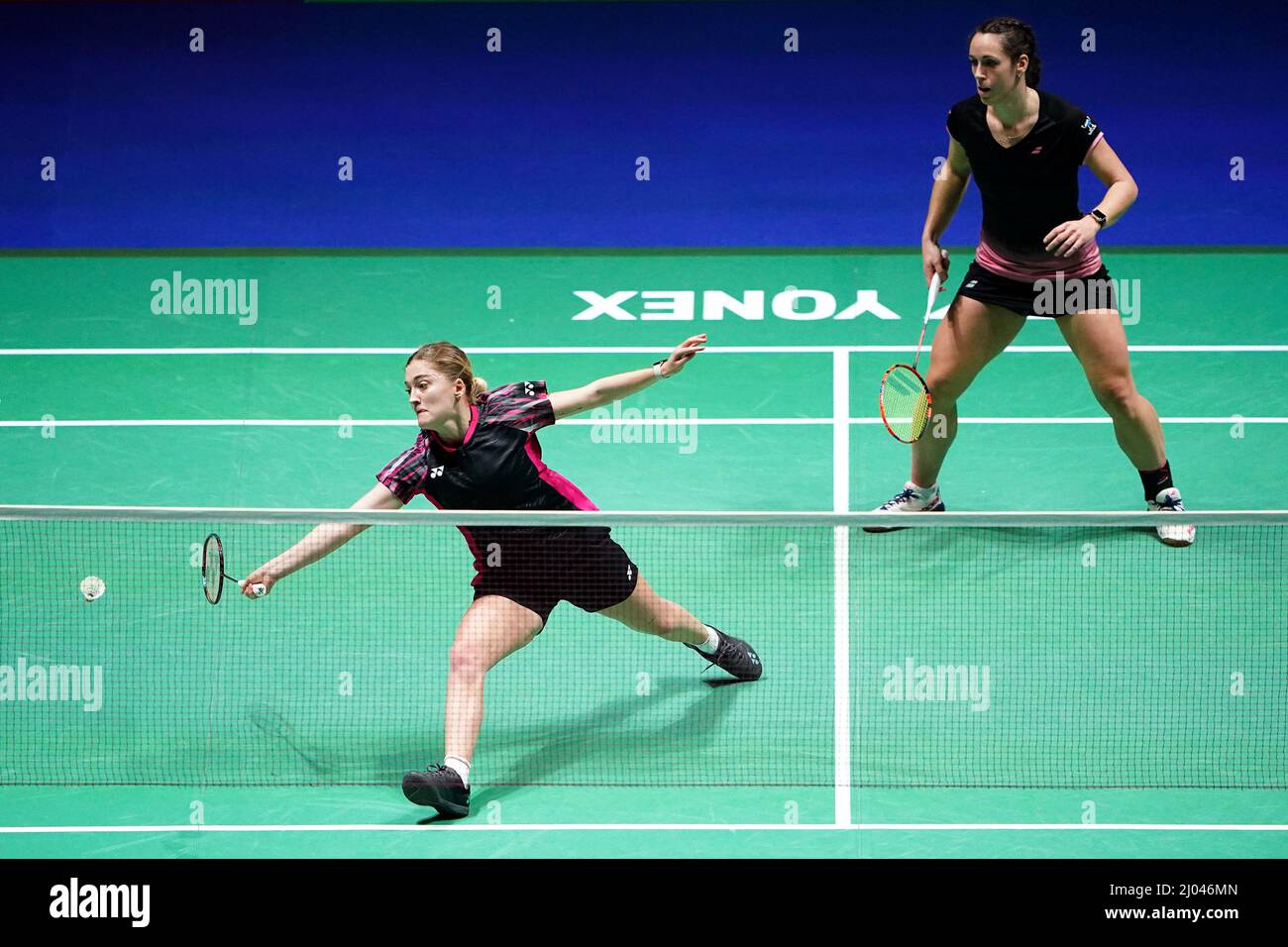 Die Engländerin Jessica Pugh und Chloe Birch (rechts) im Einsatz gegen ...