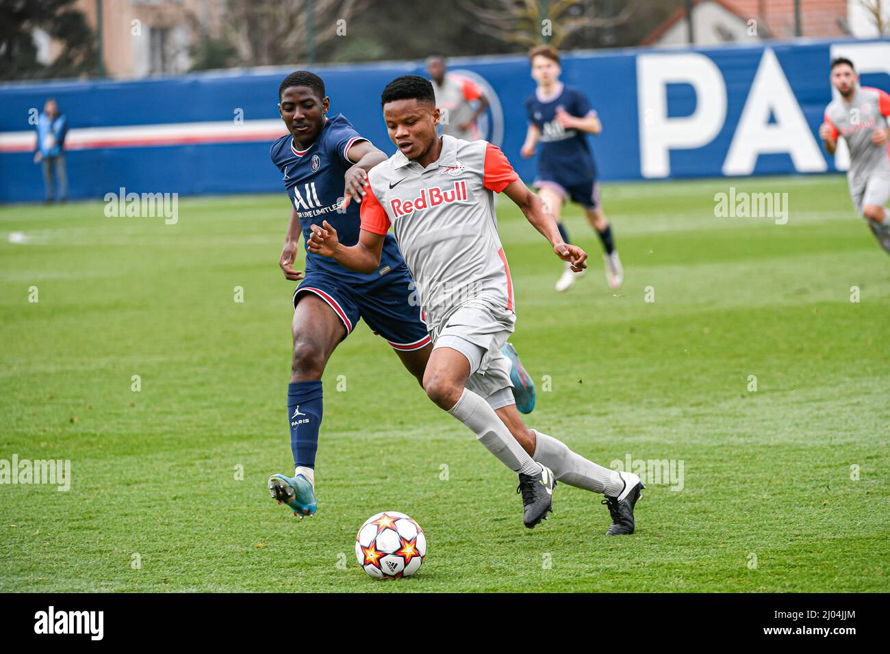 Lawrence Agyekum (rechts) von RB Salzburg und Ayman Kari von PSG ...