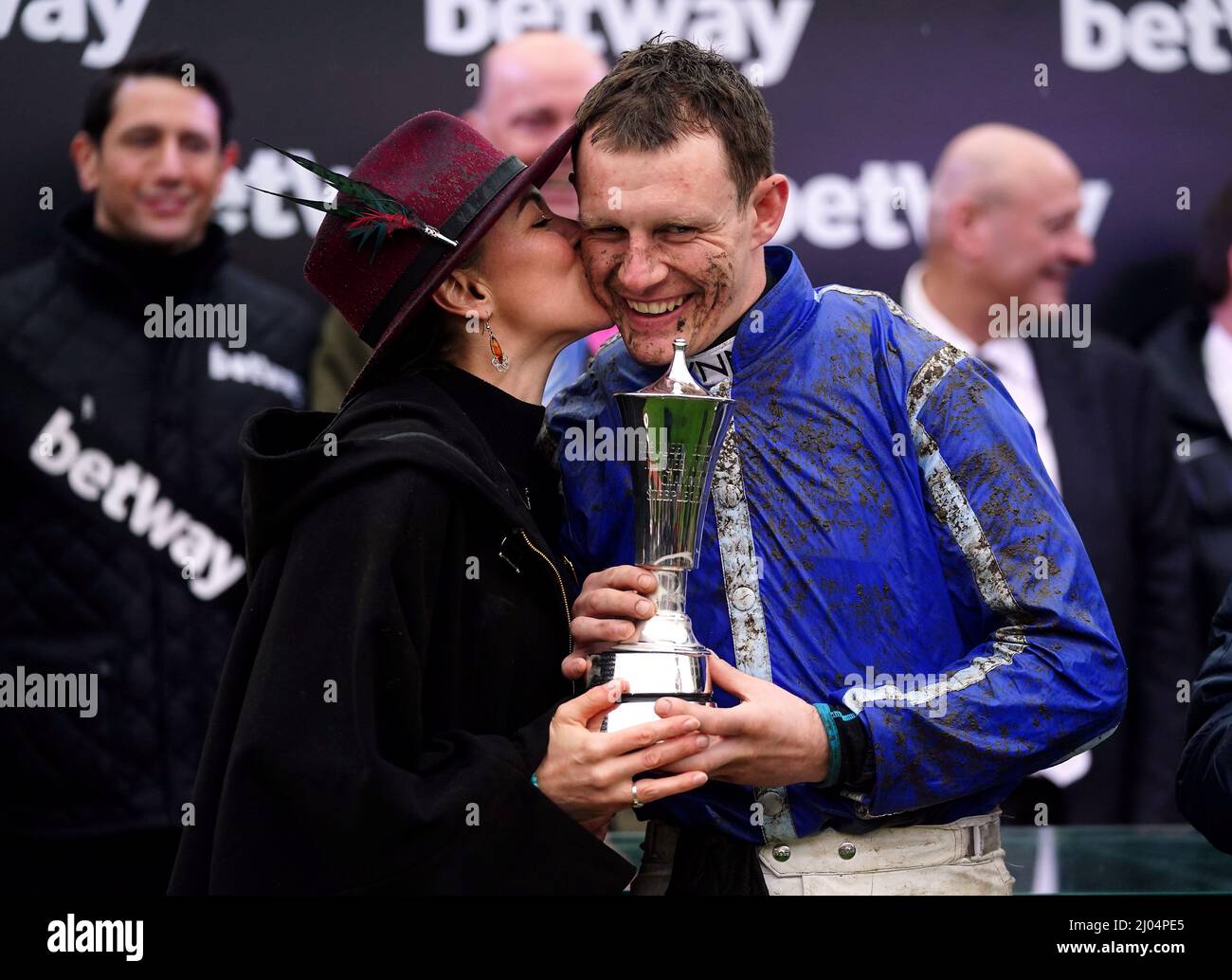 Jockey Paul Townend erhält seine Trophäe und einen Kuss von Anna ...