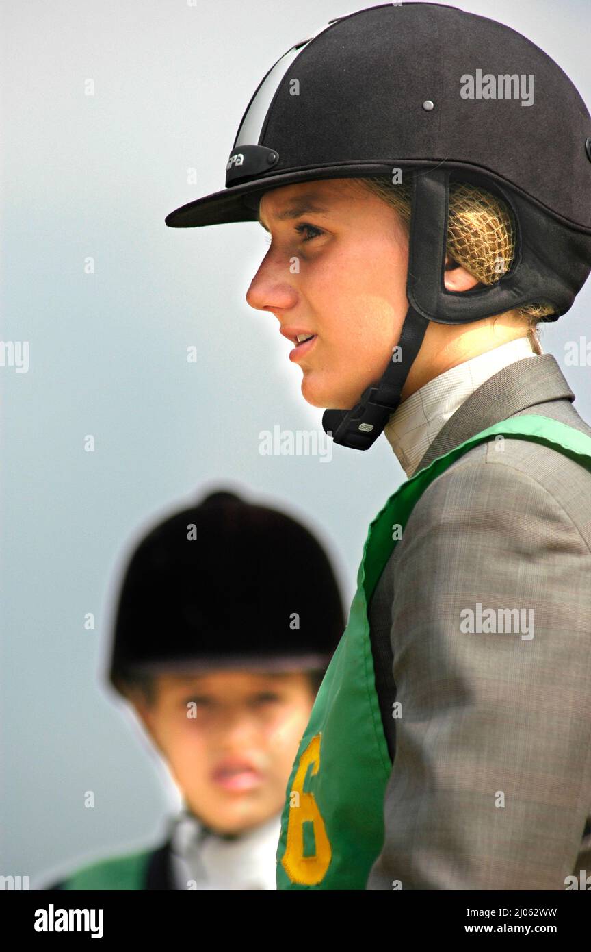 Mädchen besteigen ein pferd -Fotos und -Bildmaterial in hoher Auflösung ...