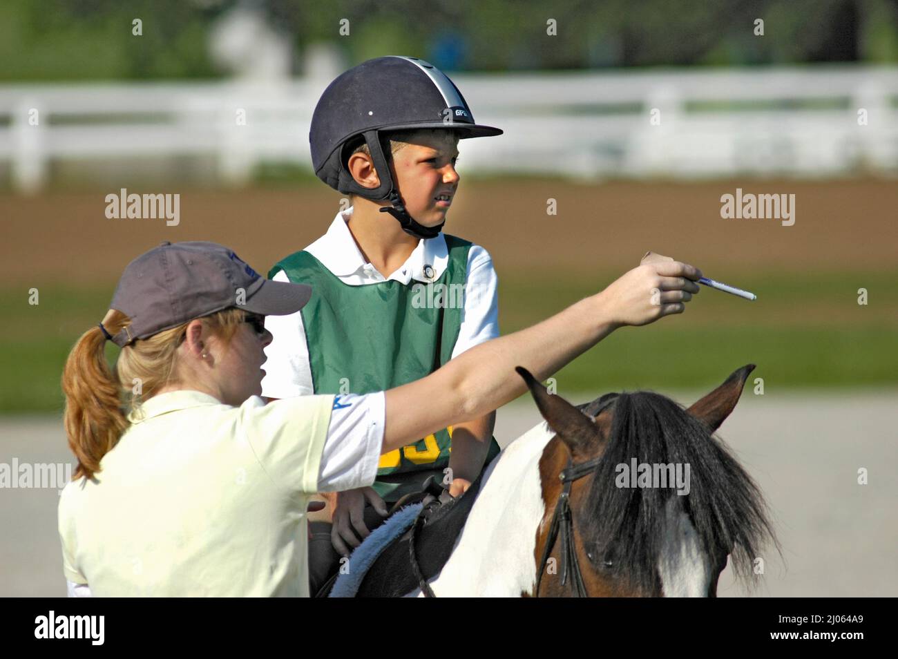 Mädchen besteigen ein pferd -Fotos und -Bildmaterial in hoher Auflösung ...
