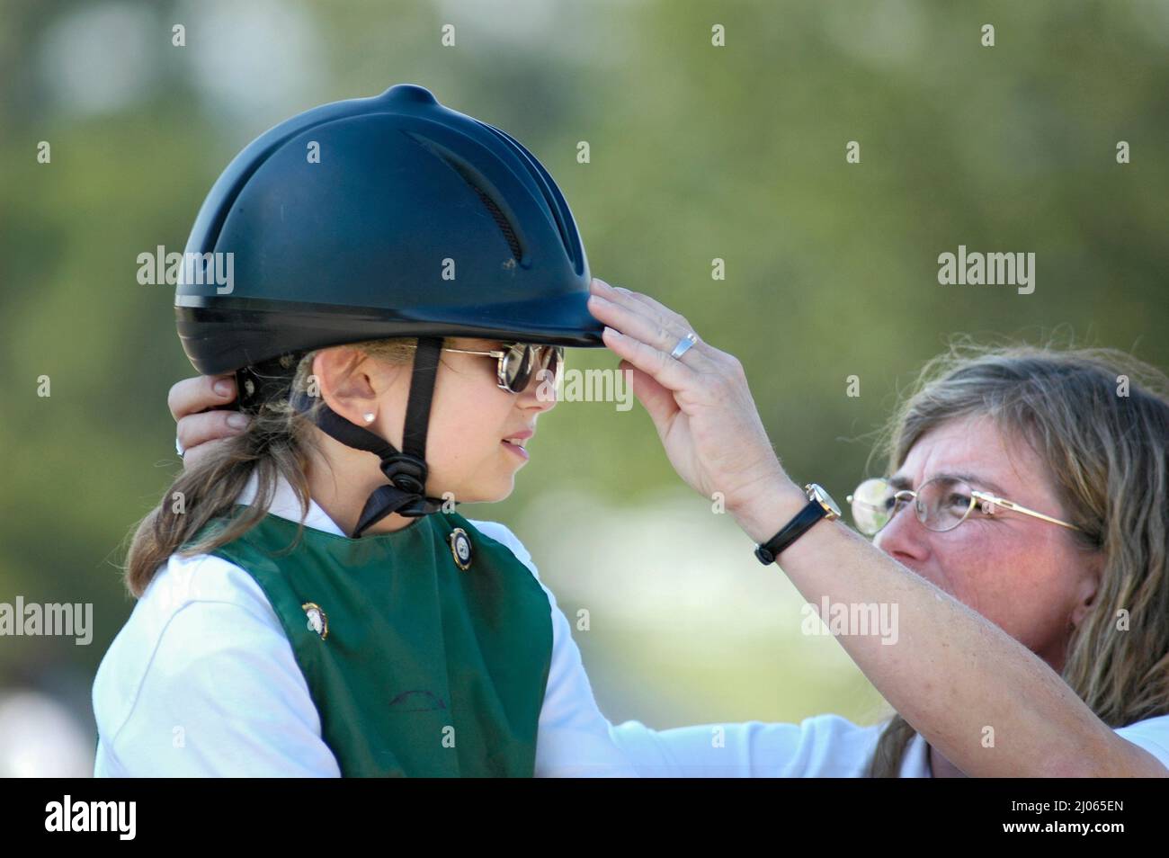 Mädchen besteigen ein pferd -Fotos und -Bildmaterial in hoher Auflösung ...