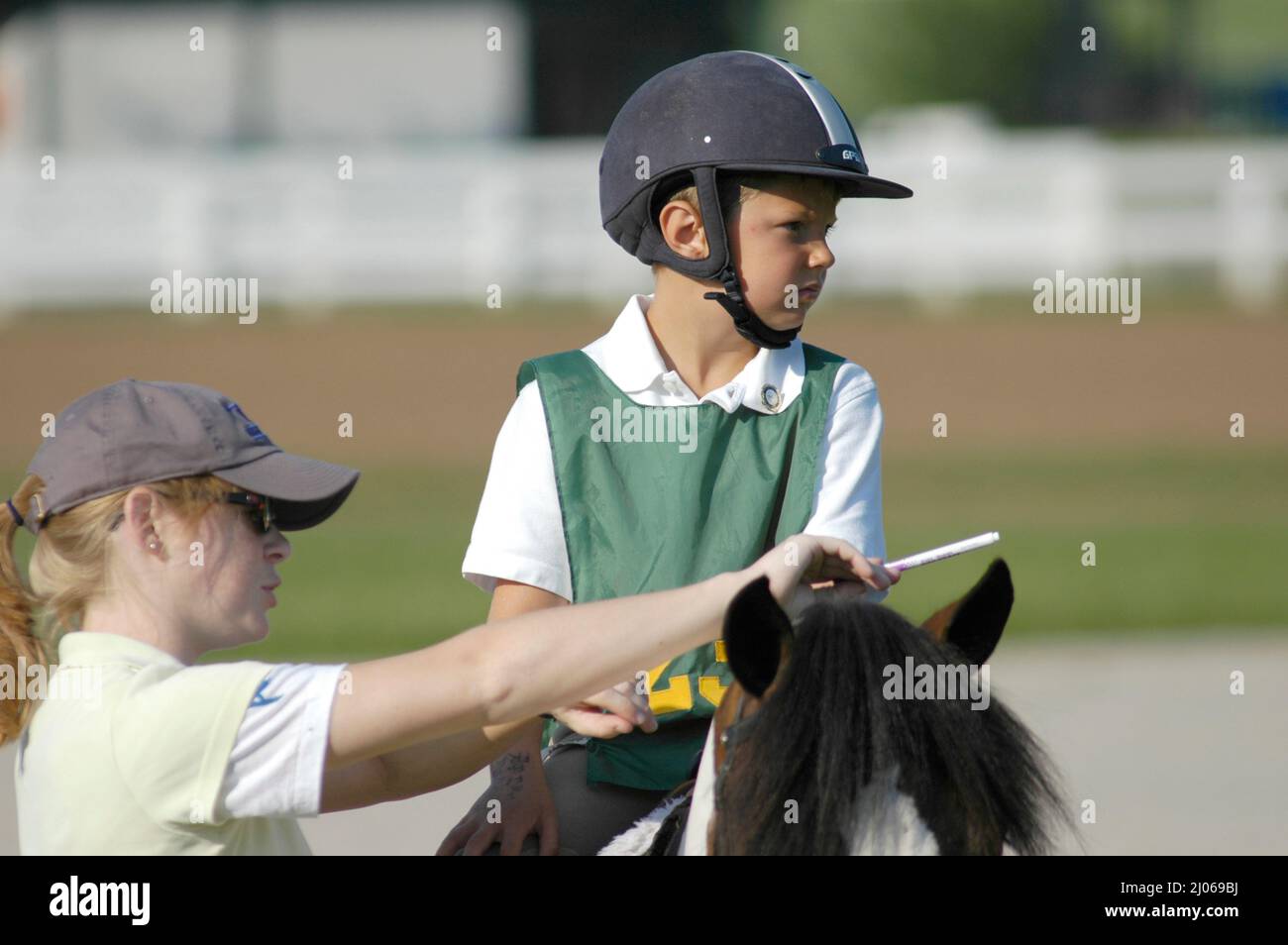 Mädchen besteigen ein pferd -Fotos und -Bildmaterial in hoher Auflösung ...