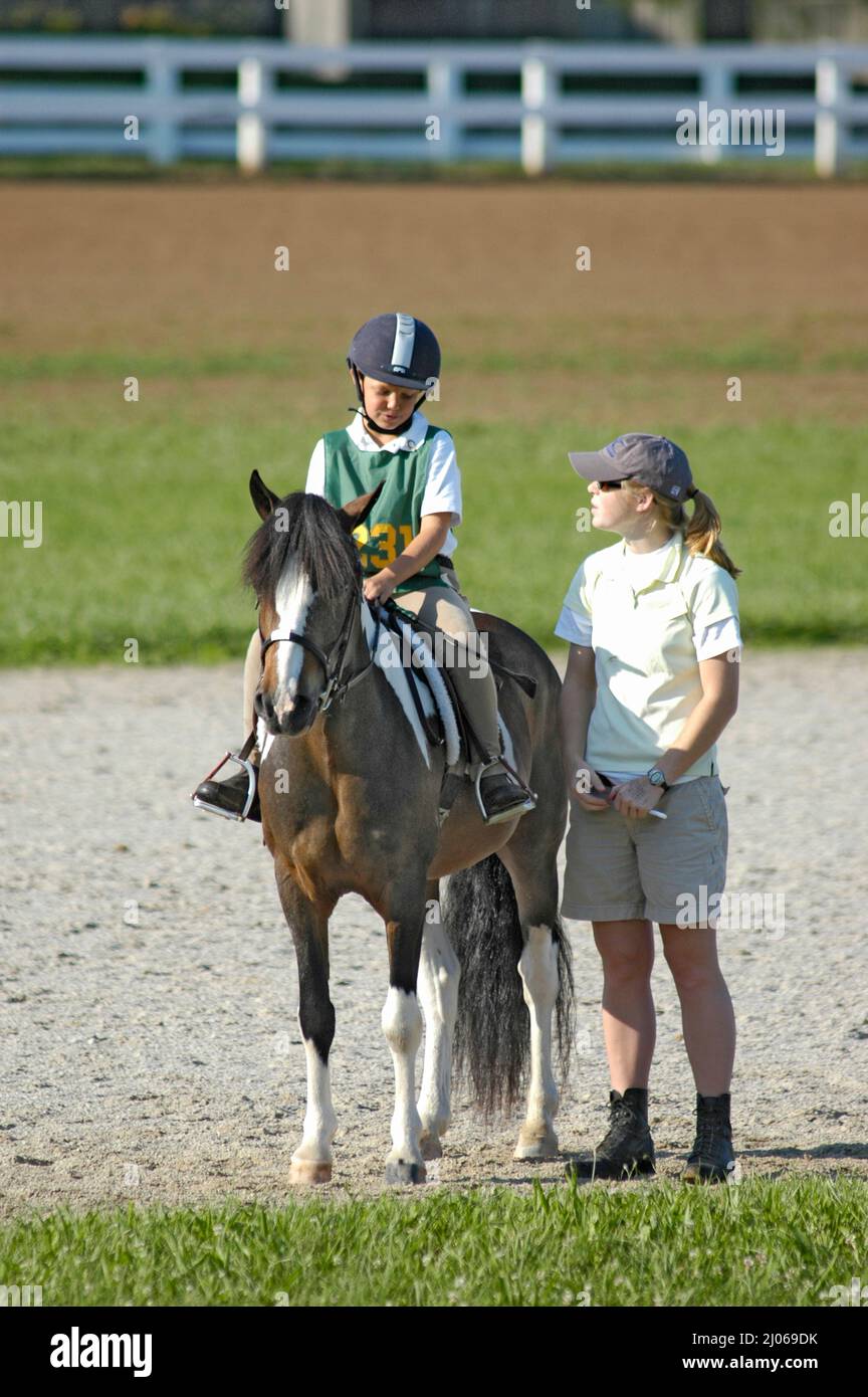 Mädchen besteigen ein pferd -Fotos und -Bildmaterial in hoher Auflösung ...