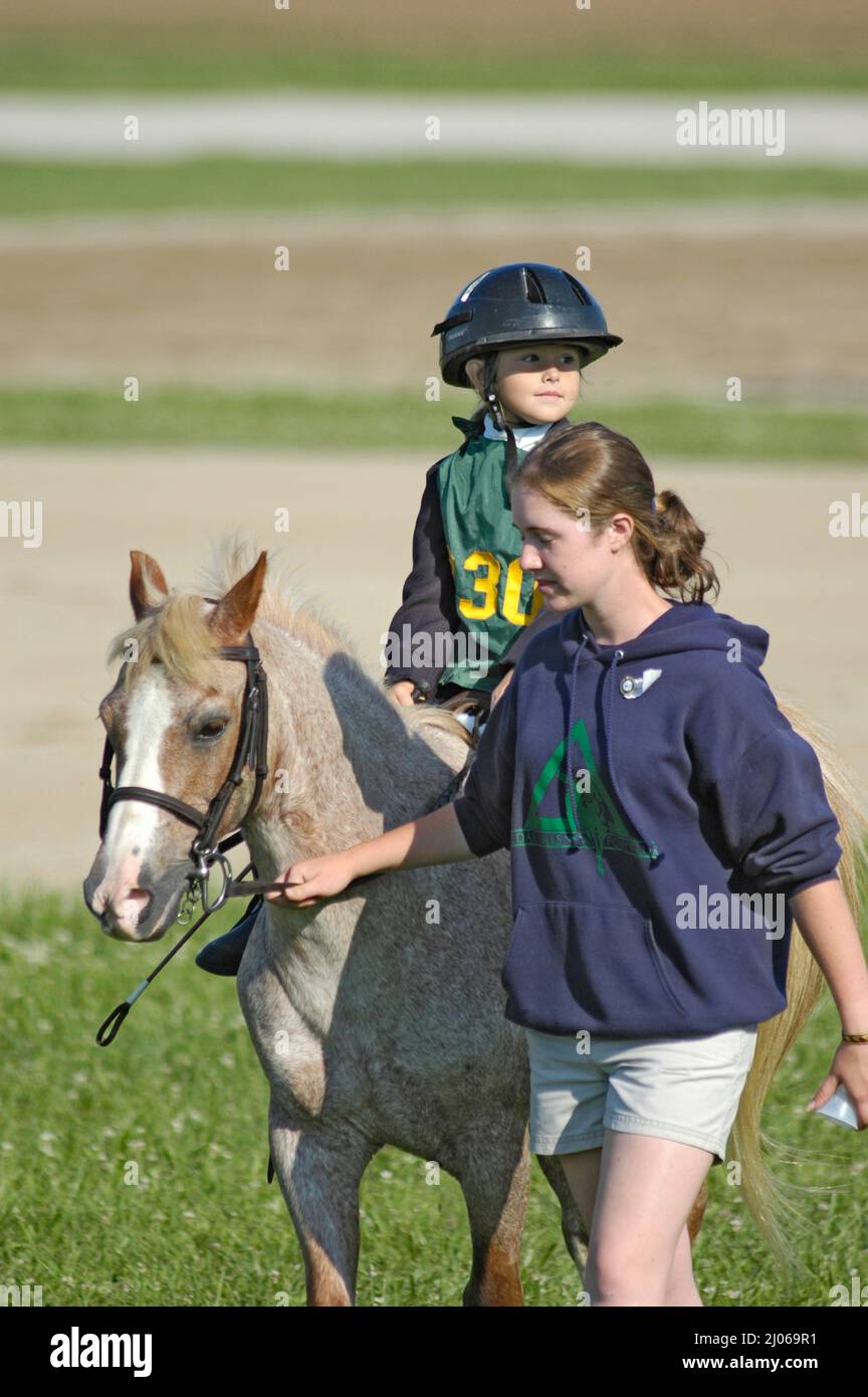 Mädchen besteigen ein pferd -Fotos und -Bildmaterial in hoher Auflösung ...