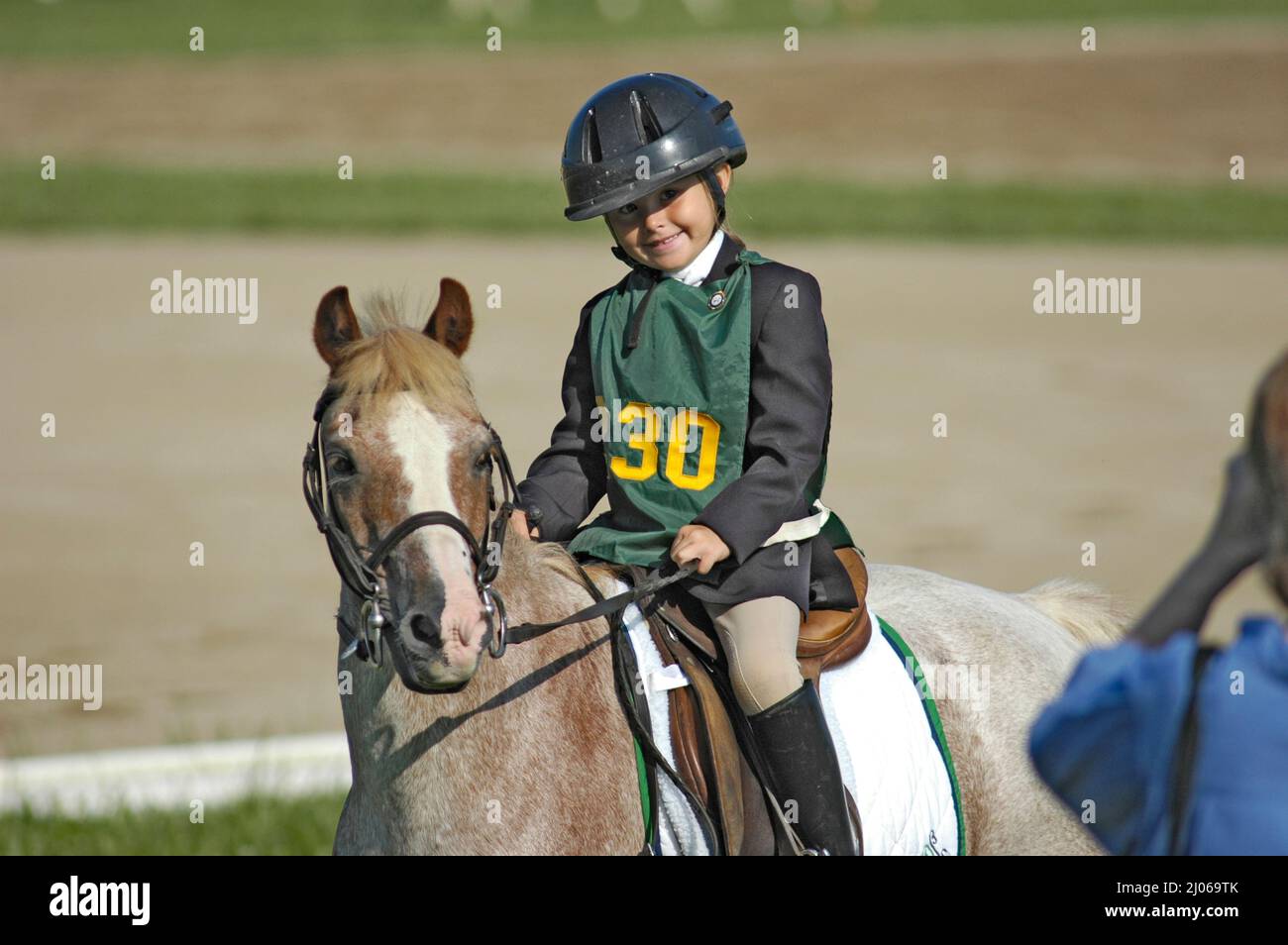 Mädchen besteigen ein pferd -Fotos und -Bildmaterial in hoher Auflösung ...