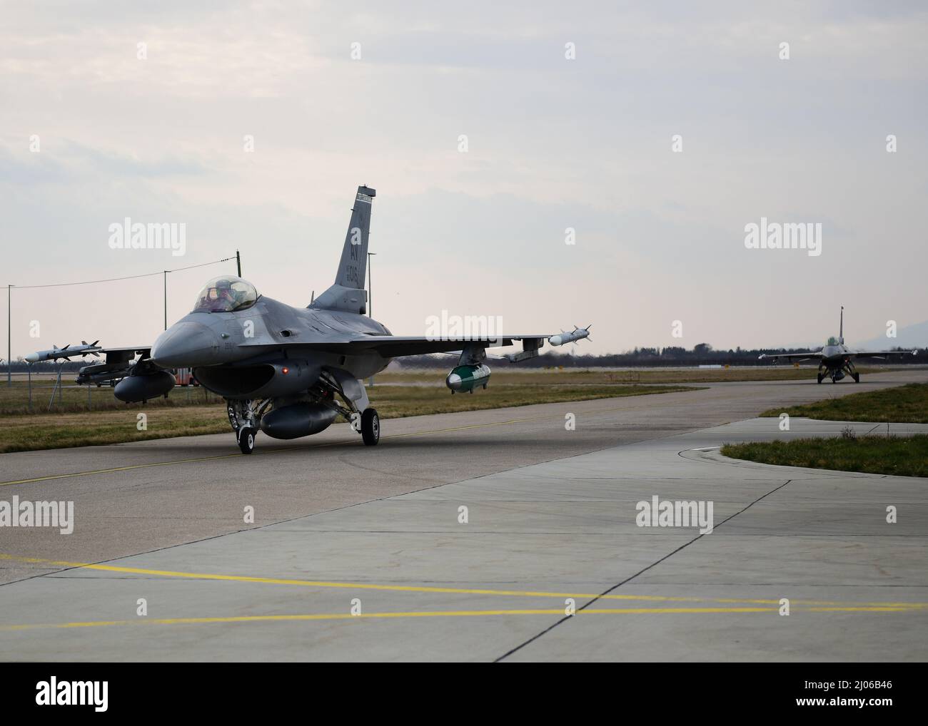 Zwei F-16C Kampfpiloten der US-Luftwaffe, die vom 31. Fighter Wing ...