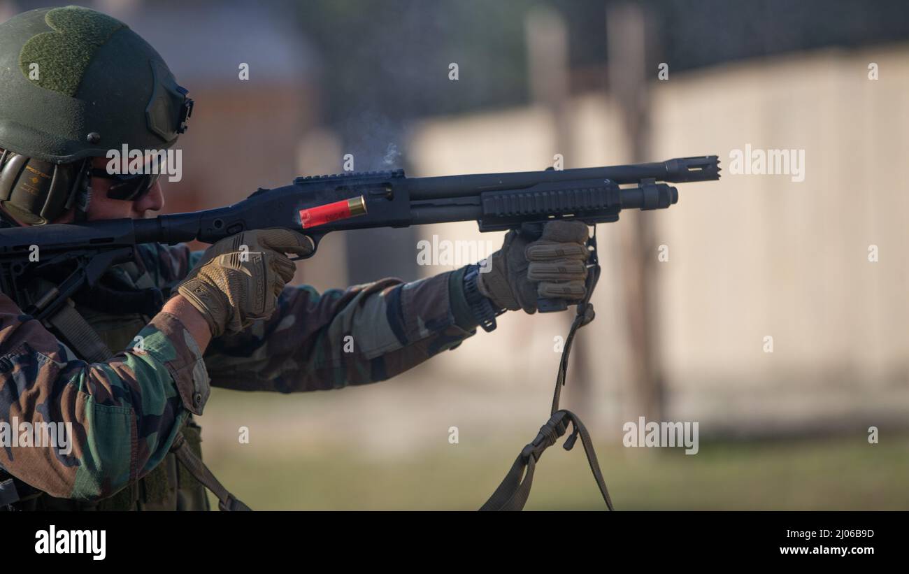 Mossberg 500 schrotflinte -Fotos und -Bildmaterial in hoher Auflösung ...