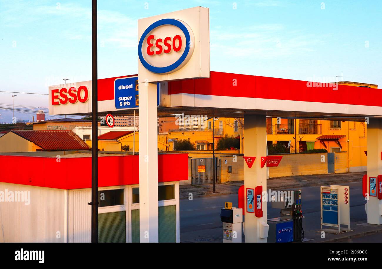 Esso tankstelle mit selbstbedienung -Fotos und -Bildmaterial in hoher ...