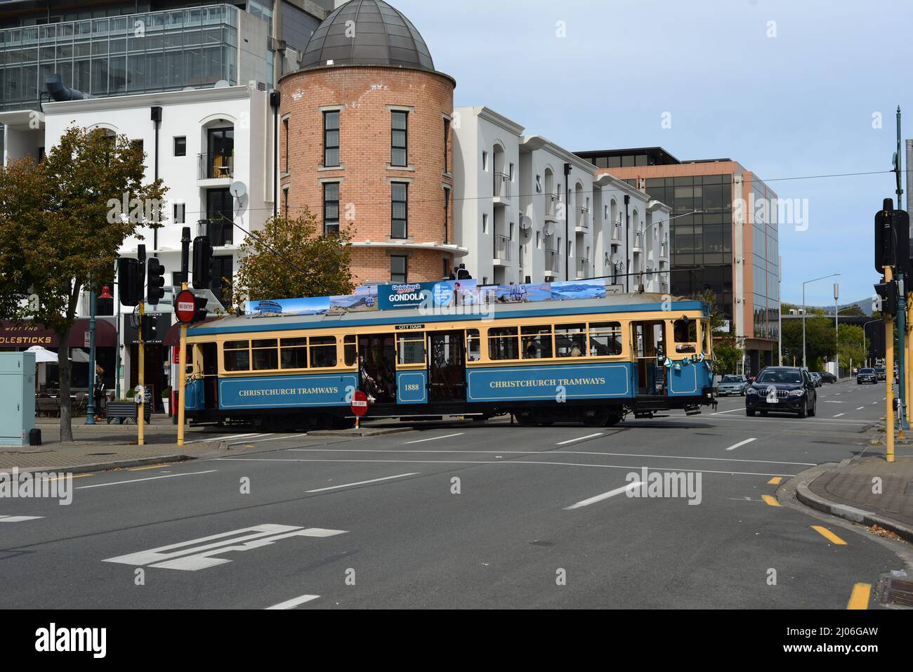 CHRISTCHURCH, NEUSEELAND, 24. FEBRUAR 2022: 11 Jahre nach dem Erdbeben fährt eine christchurch ...