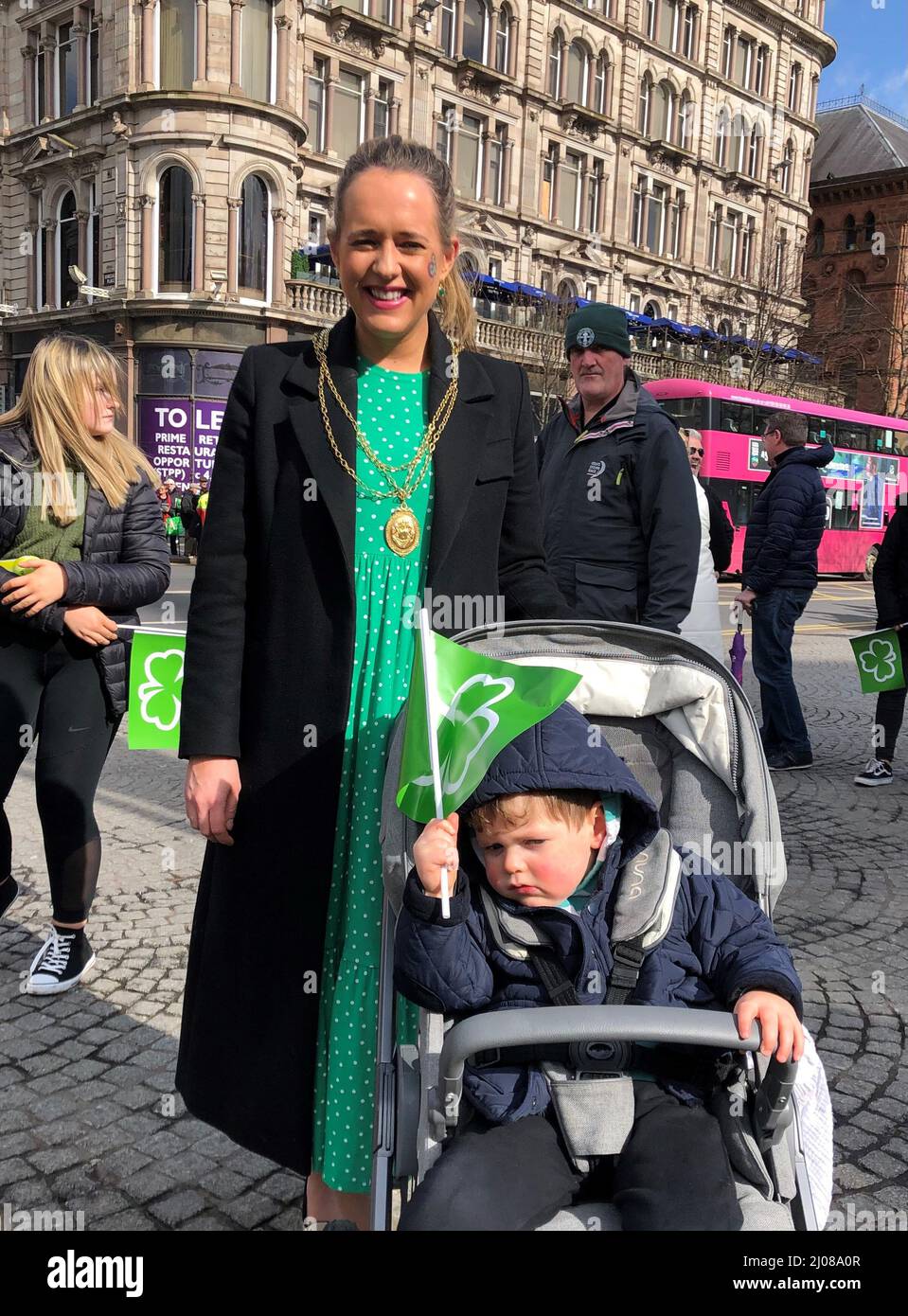 Oberbürgermeisterin Kate Nicholl mit ihrem Sohn Cian bei der St ...