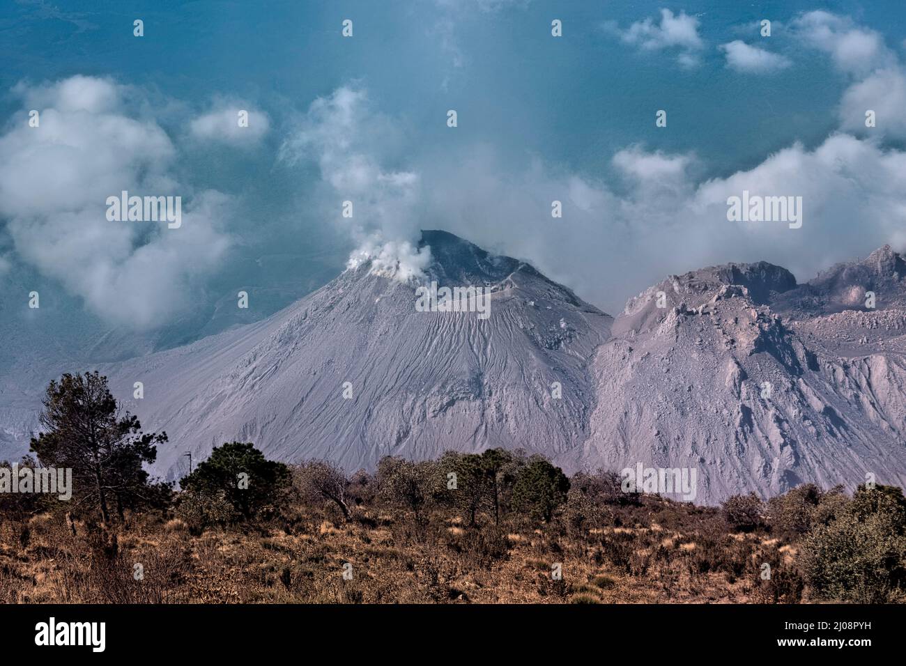 Santiaguito Lavadom, der vor dem Santa Maria Vulkan, Quetzaltenango ...