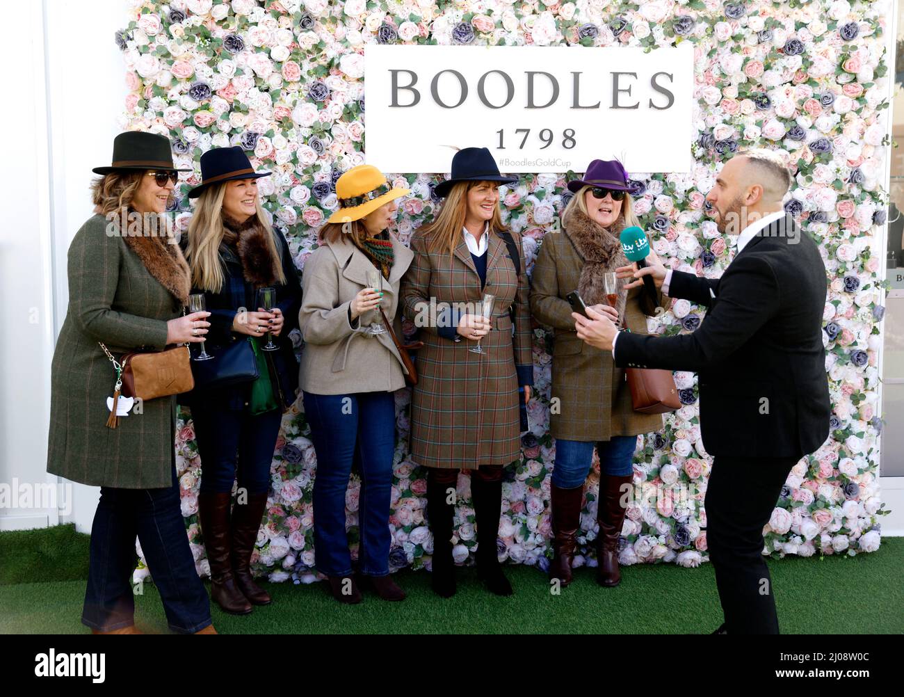 ITV-Rennmoderator Mark Heyes interviewt eine Gruppe von Rennfahrern am ...