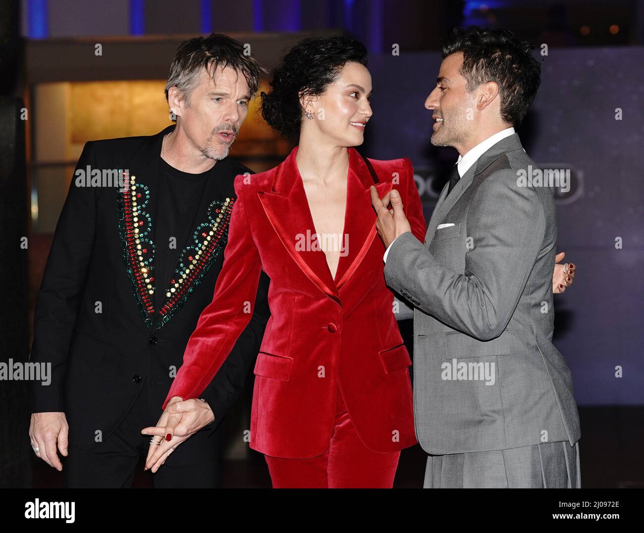 (L-R) Ethan Hawke, May Calamawy und Oscar Isaac kommen zur Vorführung ...