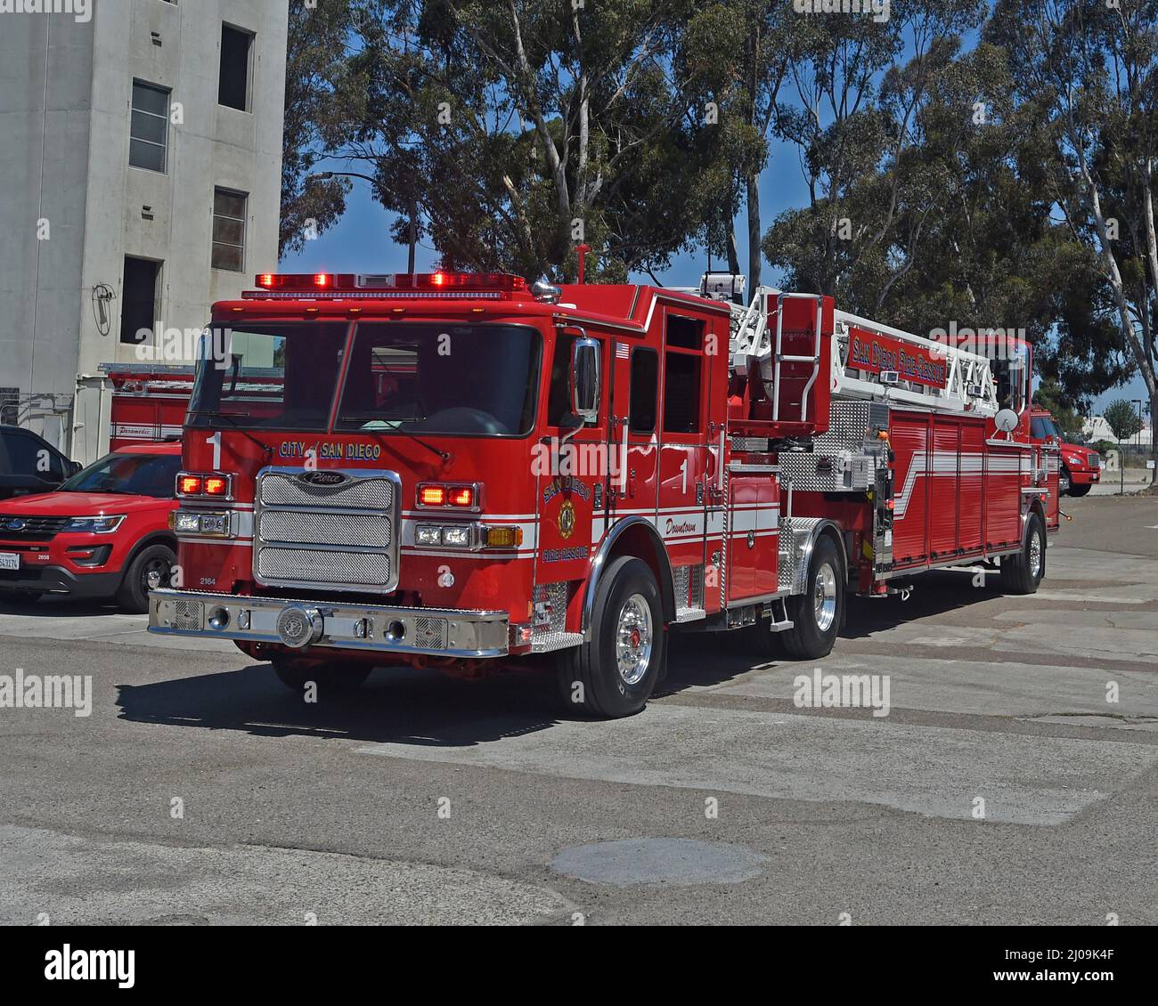 Fire rescue ladder truck -Fotos und -Bildmaterial in hoher Auflösung ...