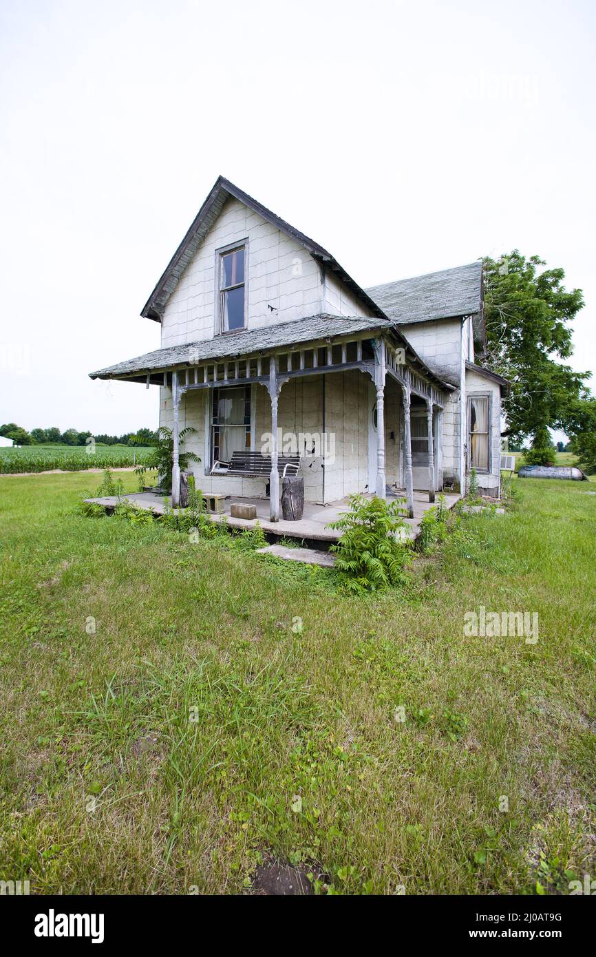 Haus mit veranda -Fotos und -Bildmaterial in hoher Auflösung – Alamy