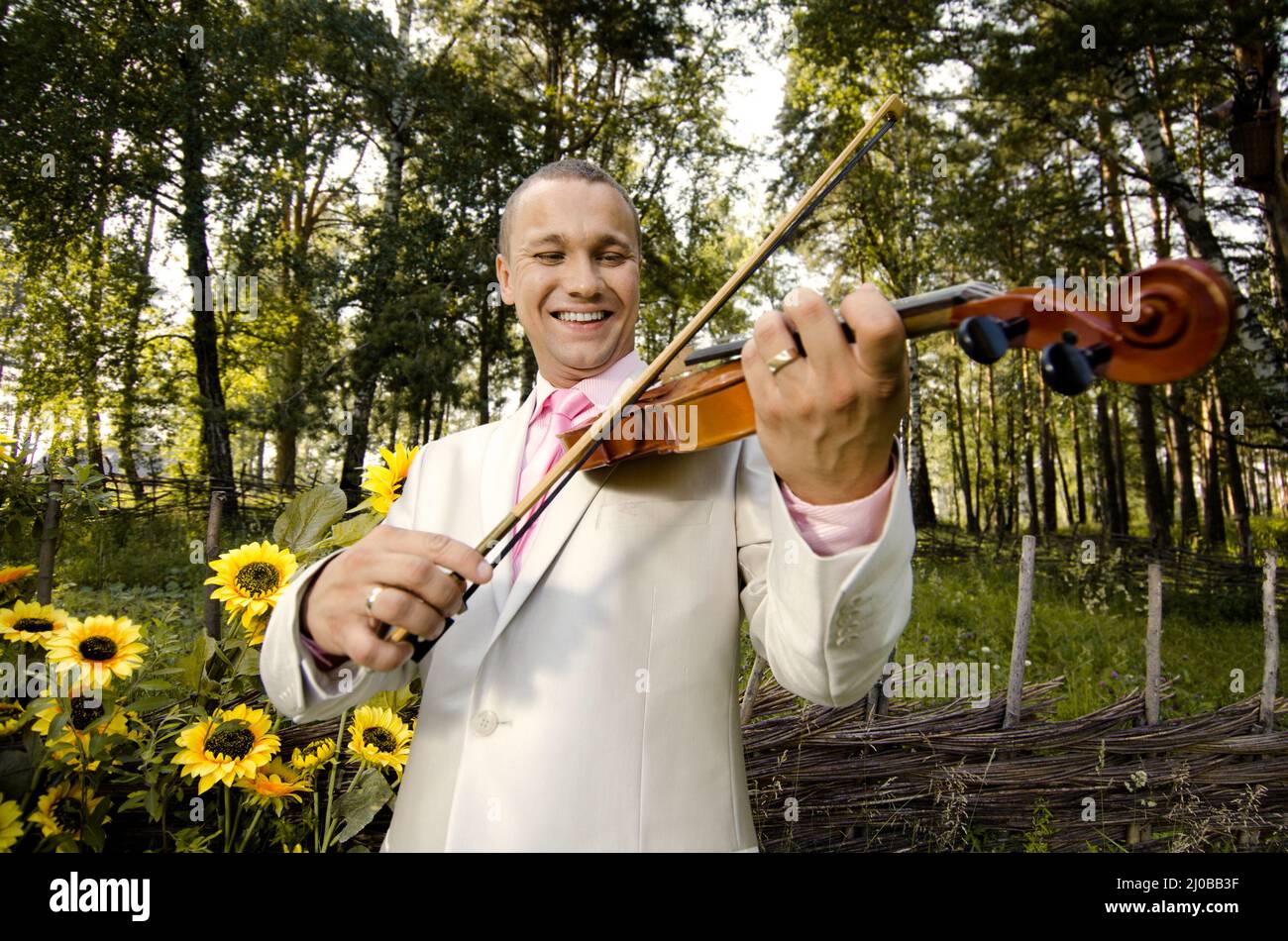 Männlicher geiger -Fotos und -Bildmaterial in hoher Auflösung – Alamy