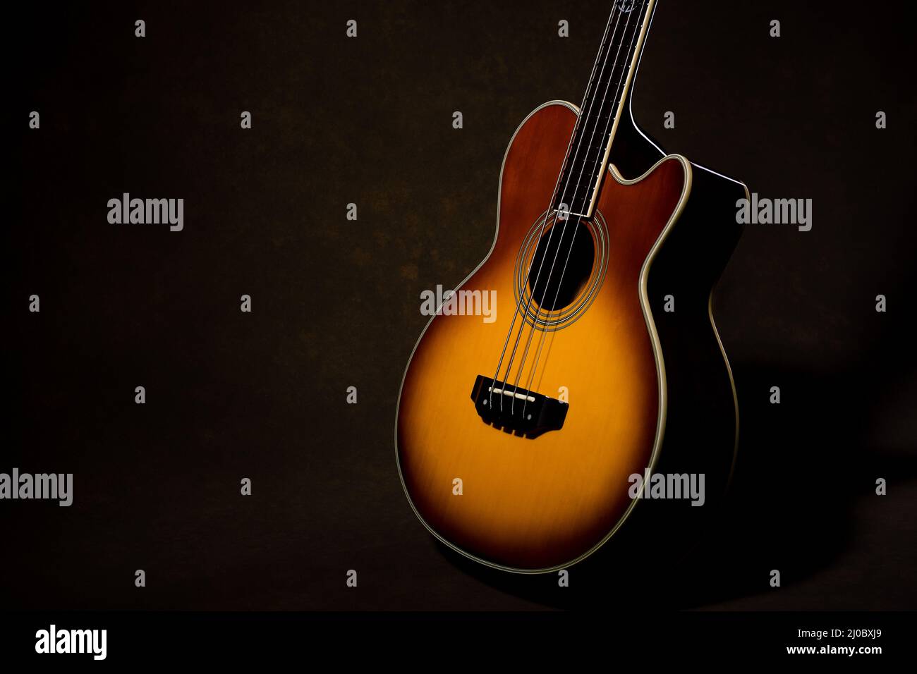 Akustischer bass -Fotos und -Bildmaterial in hoher Auflösung – Alamy