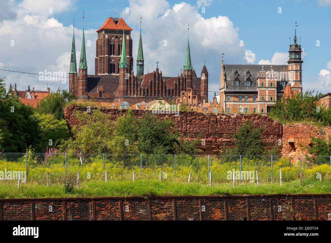 Stadtansicht mit marienkirche und rathaus -Fotos und -Bildmaterial in hoher Auflösung – Alamy