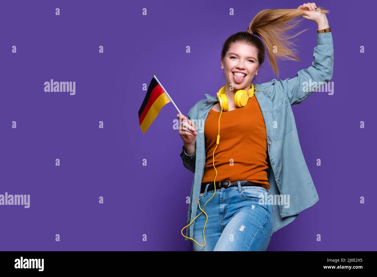 Mädchen in lässiger Kleidung macht lustige Gesichter, zeigt Zunge und ... Mädchen in lässiger Kleidung macht lustige Gesichter, zeigt Zunge und ...